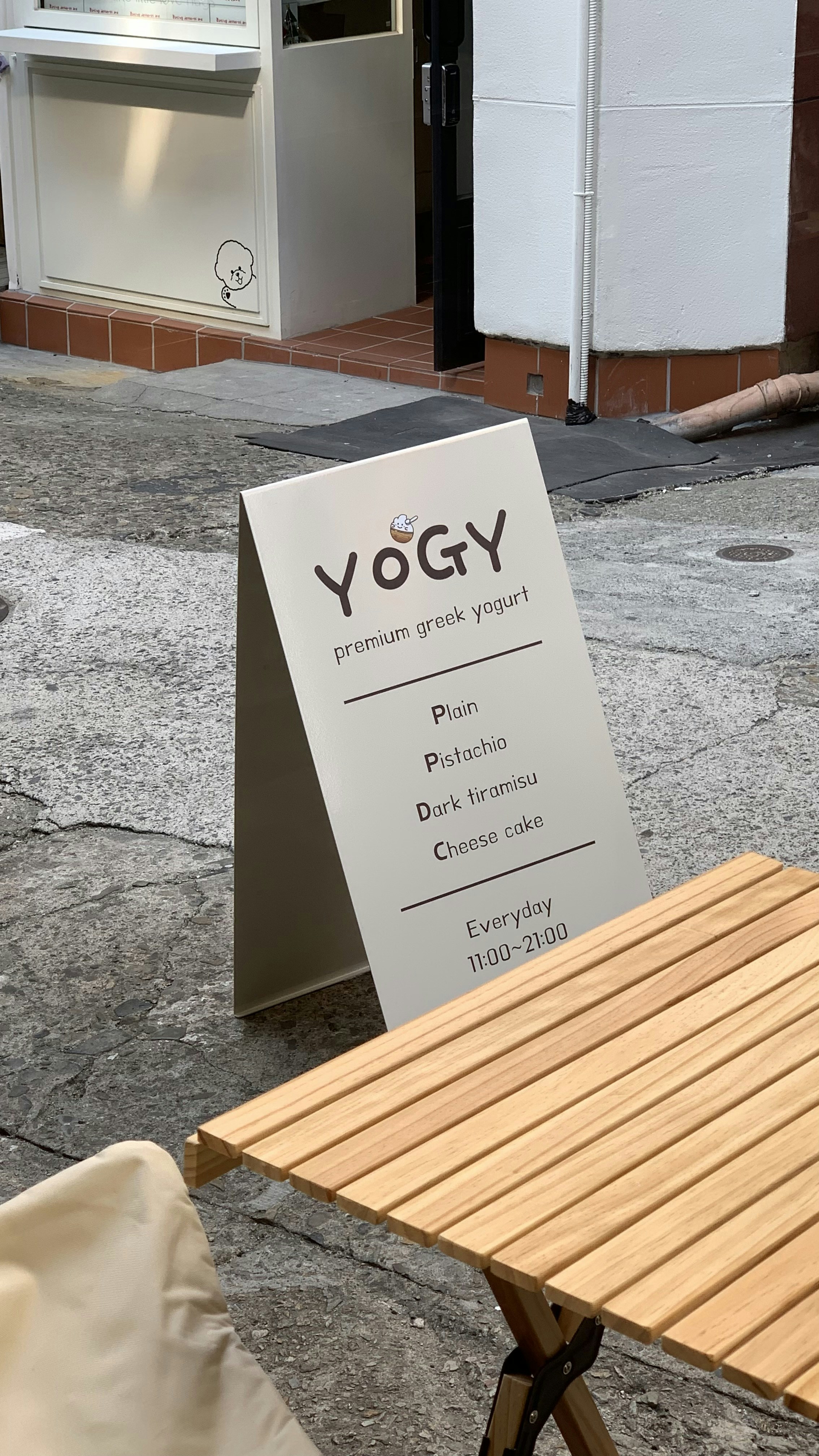 Foto zum Thema Ein Schild, das auf einem Tisch steht – Kostenloses Bild ...