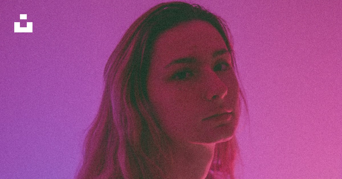 Foto Una Mujer Parada Frente A Un Fondo Rosa Y Púrpura Imagen Francia