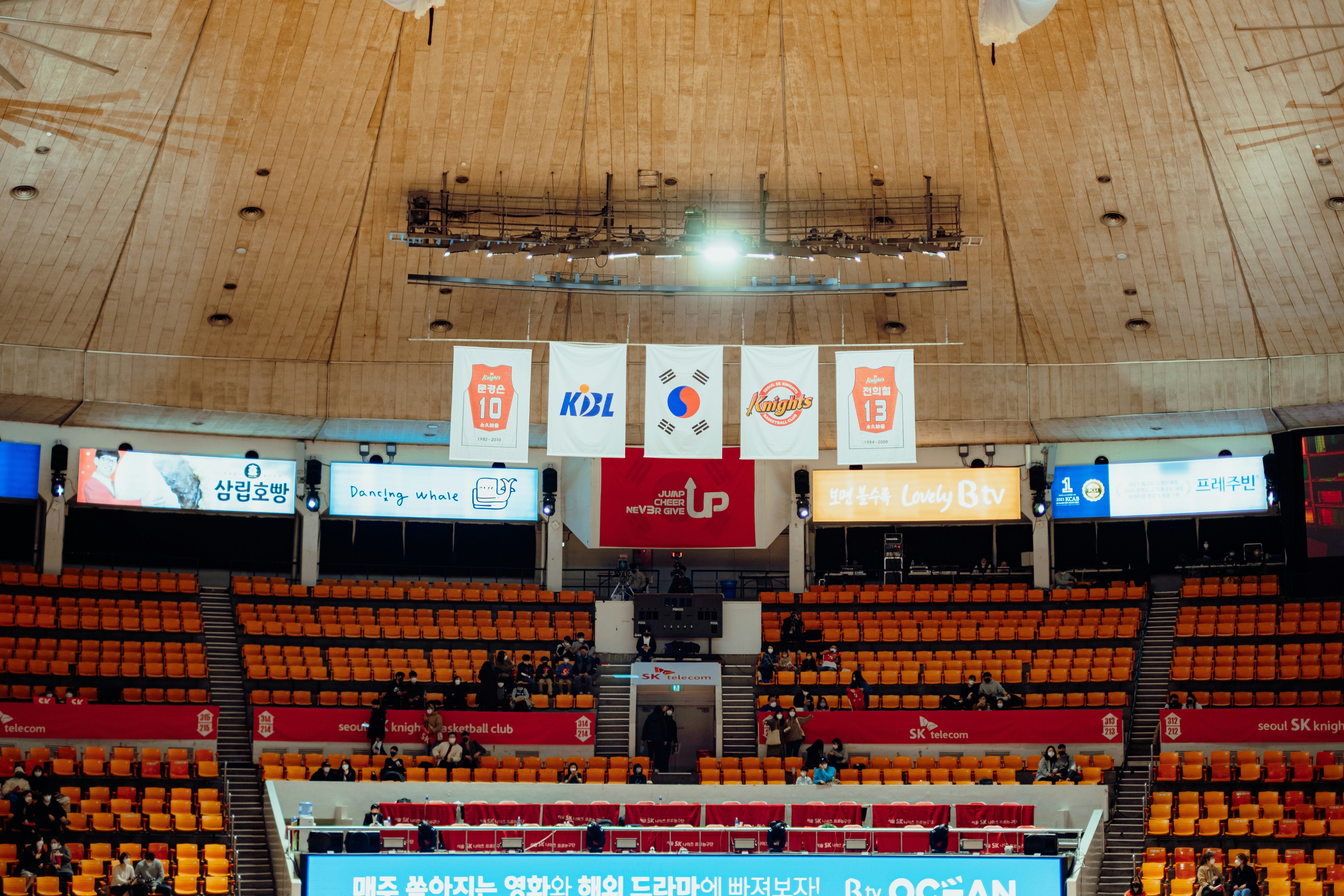 Foto Un gran auditorio lleno de mucha gente – Imagen Edificio gratis en ...