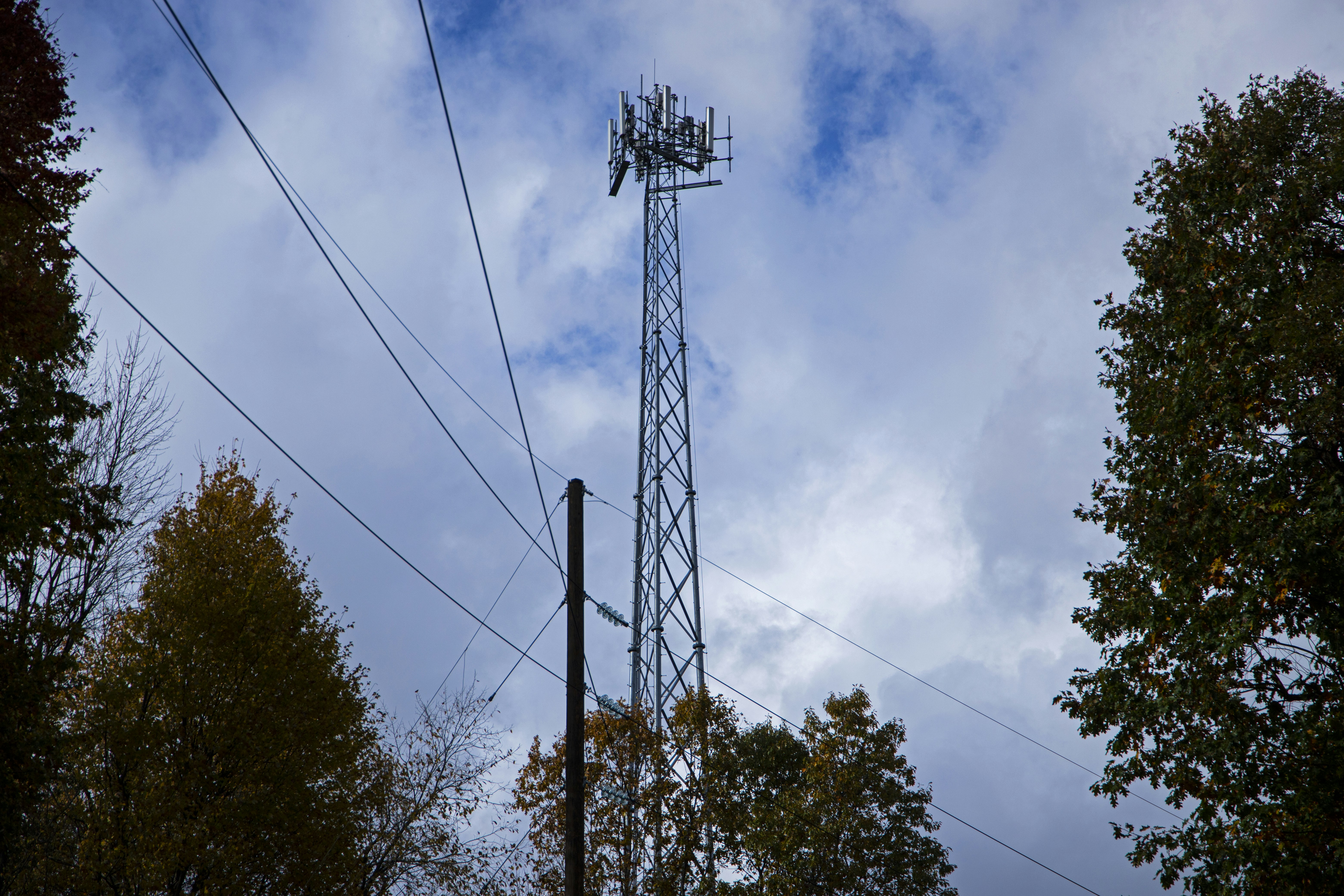 Une tour de téléphonie cellulaire avec un fond de ciel photo – Photo ...
