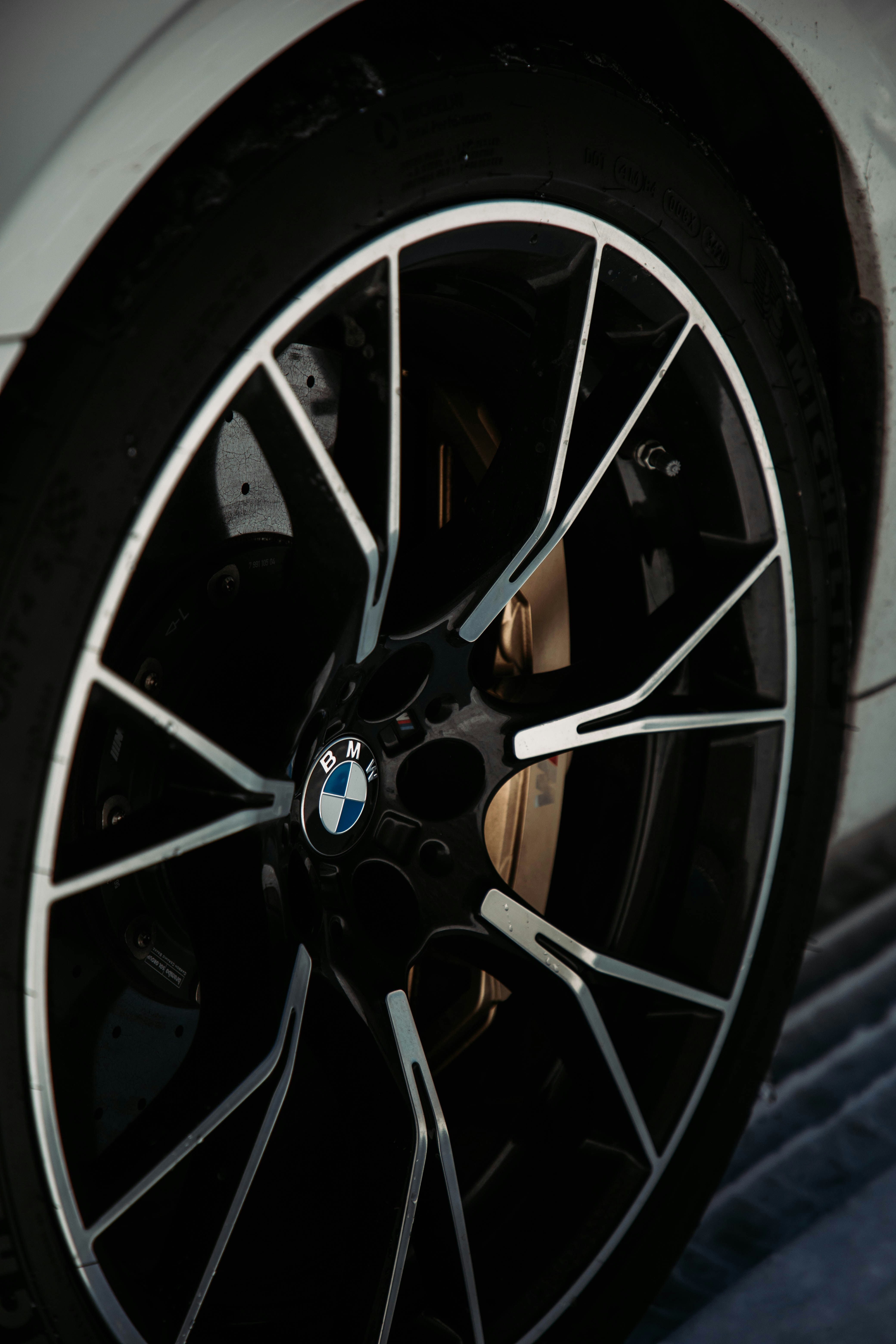 Foto zum Thema Nahaufnahme eines Rades an einem Auto – Kostenloses Bild ...