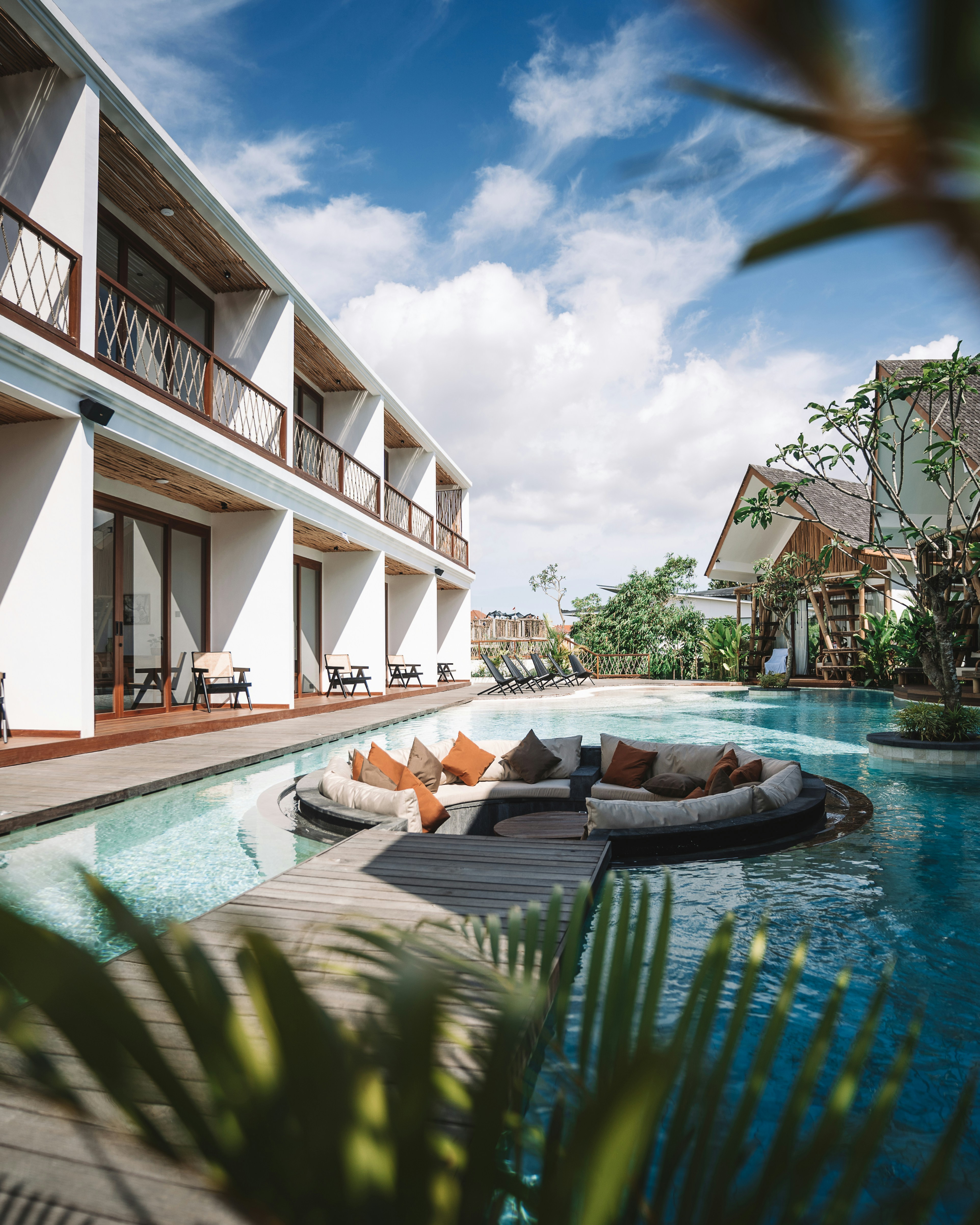 A hotel with a pool and lounge chairs photo – Free Bali Image on Unsplash