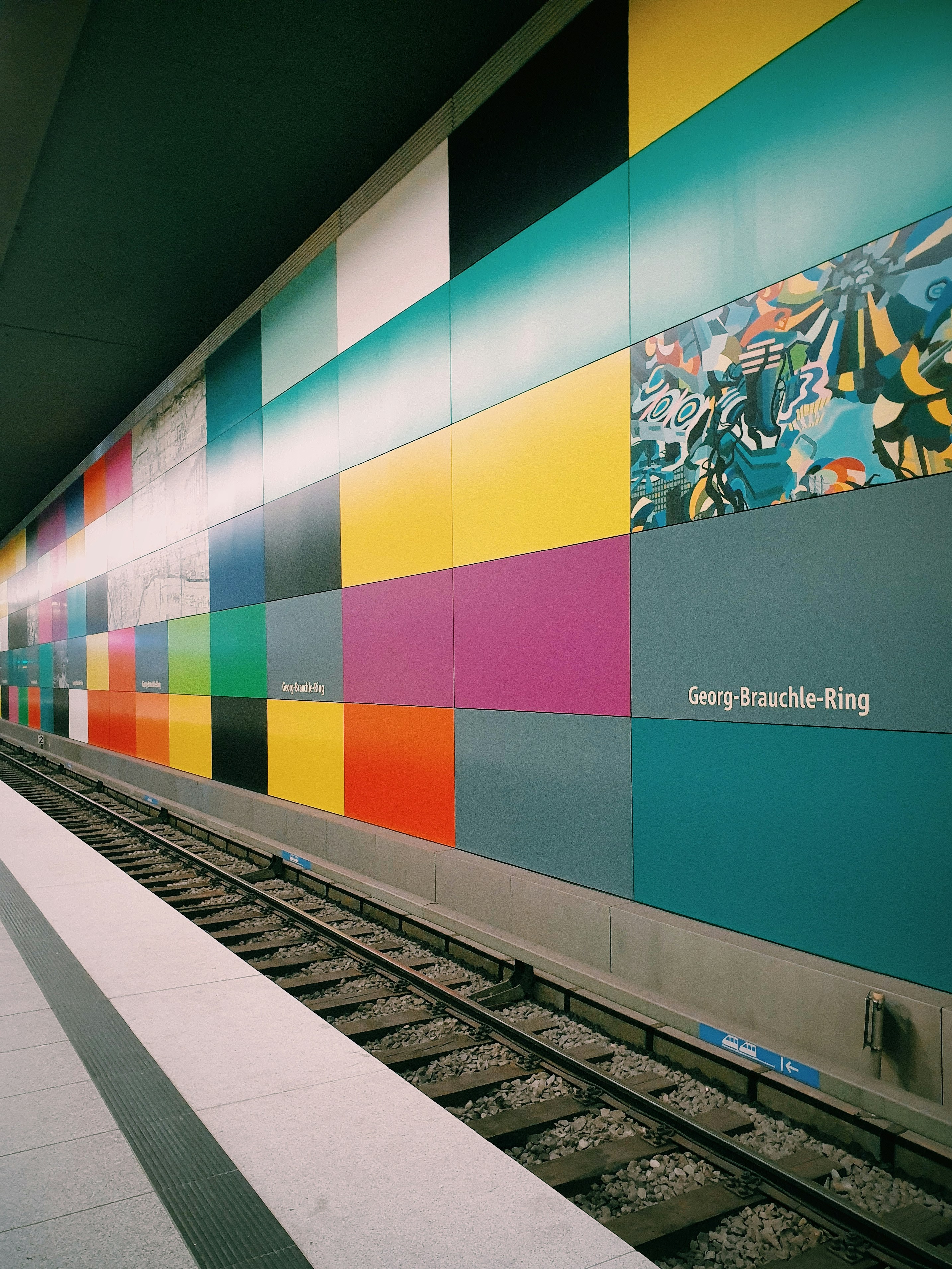 Georg-Brauchle-Ring Corridor: A Rainbow Wall Along the Tracks