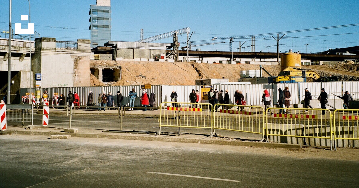 建物の外に立っている人々のグループの写真 Unsplashの無料フィルム写真写真