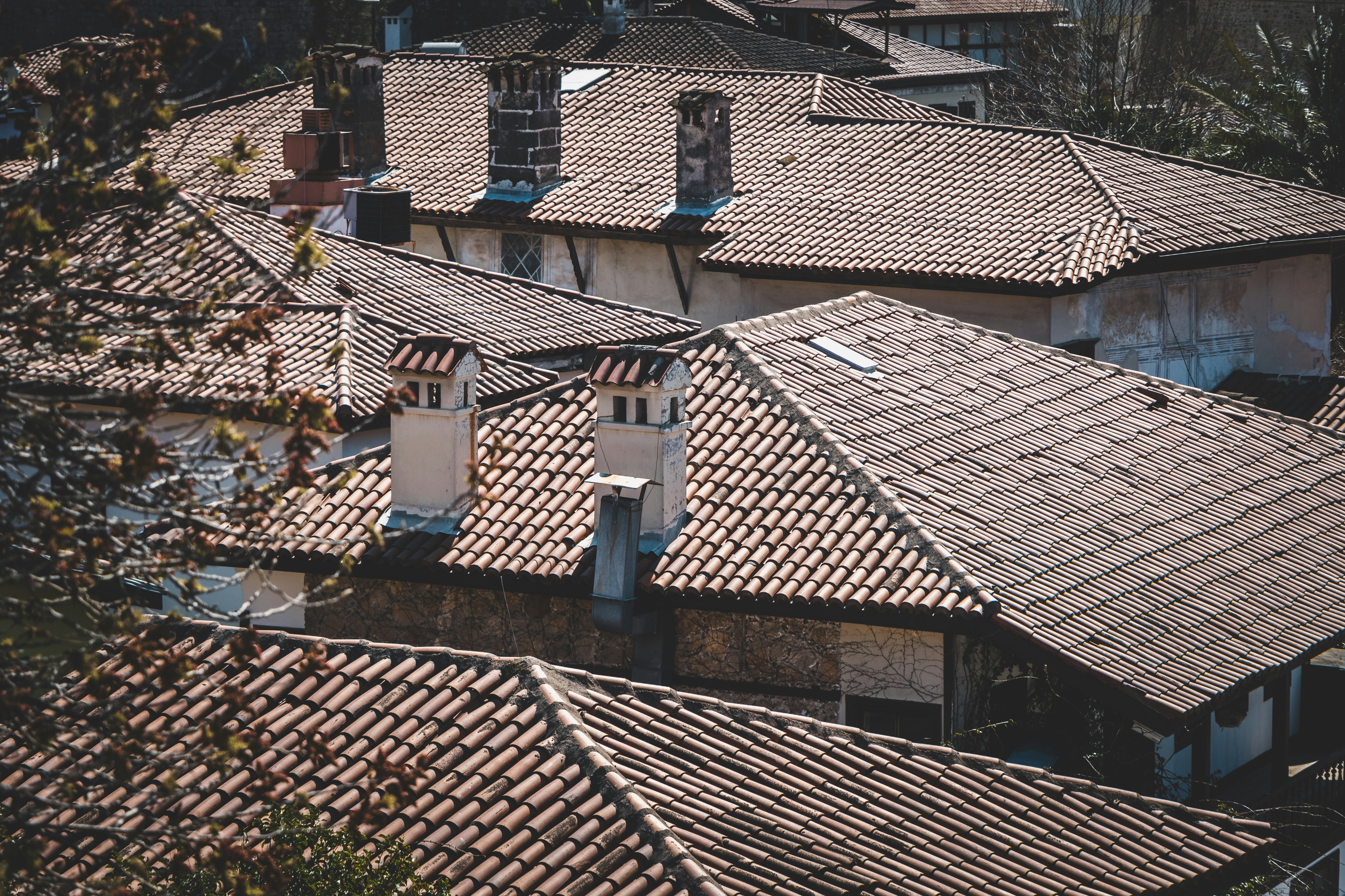 A group of roofs that are next to each other photo – Free Building ...