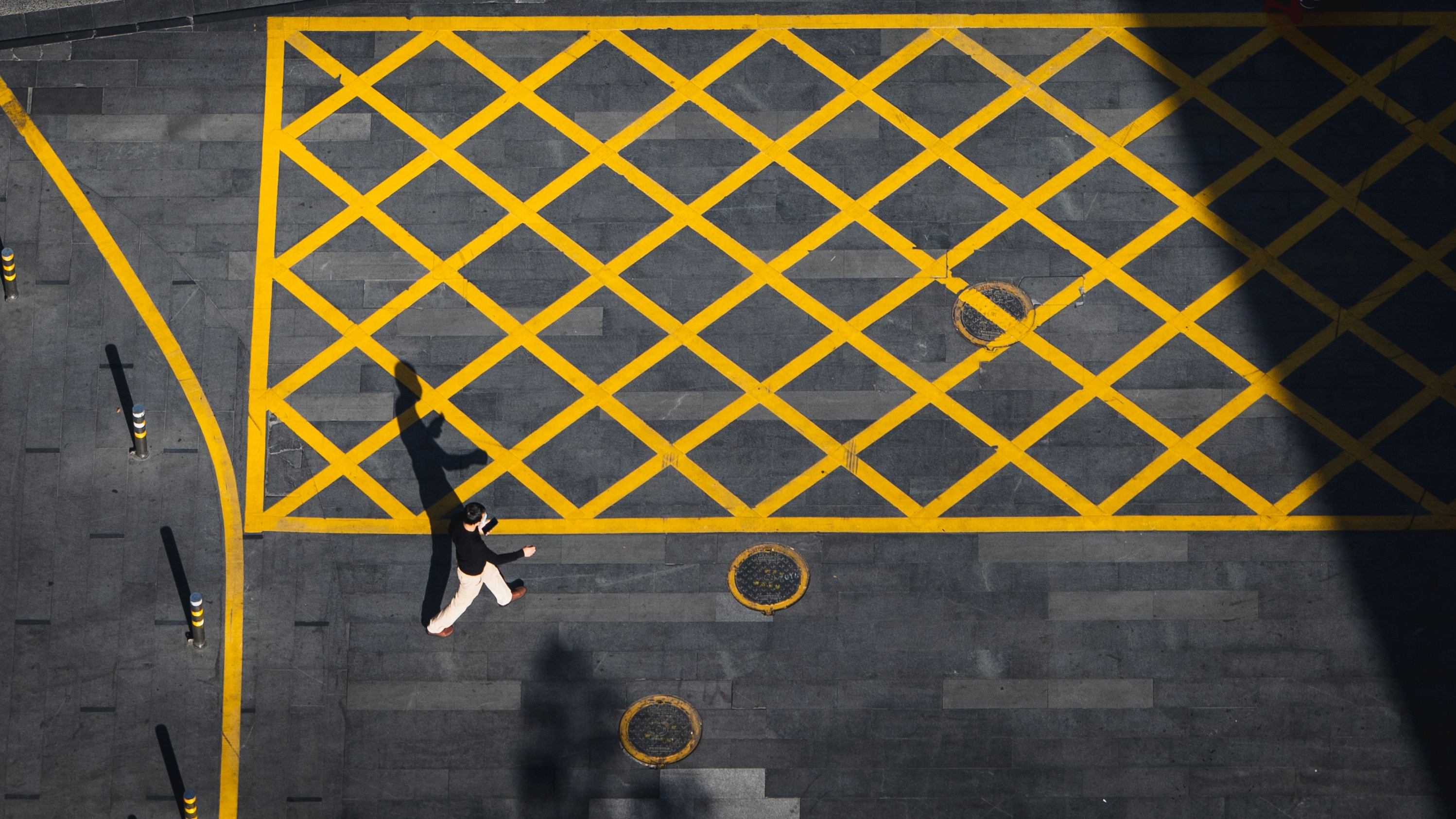 A person walking down a street with a tennis racket photo – Free 大冲 ...