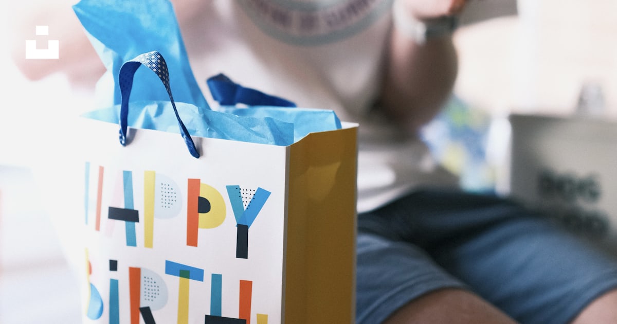 생일 가방을 들고 테이블에 앉아있는 사람 사진 Unsplash의 무료 생일 축하해요 이미지