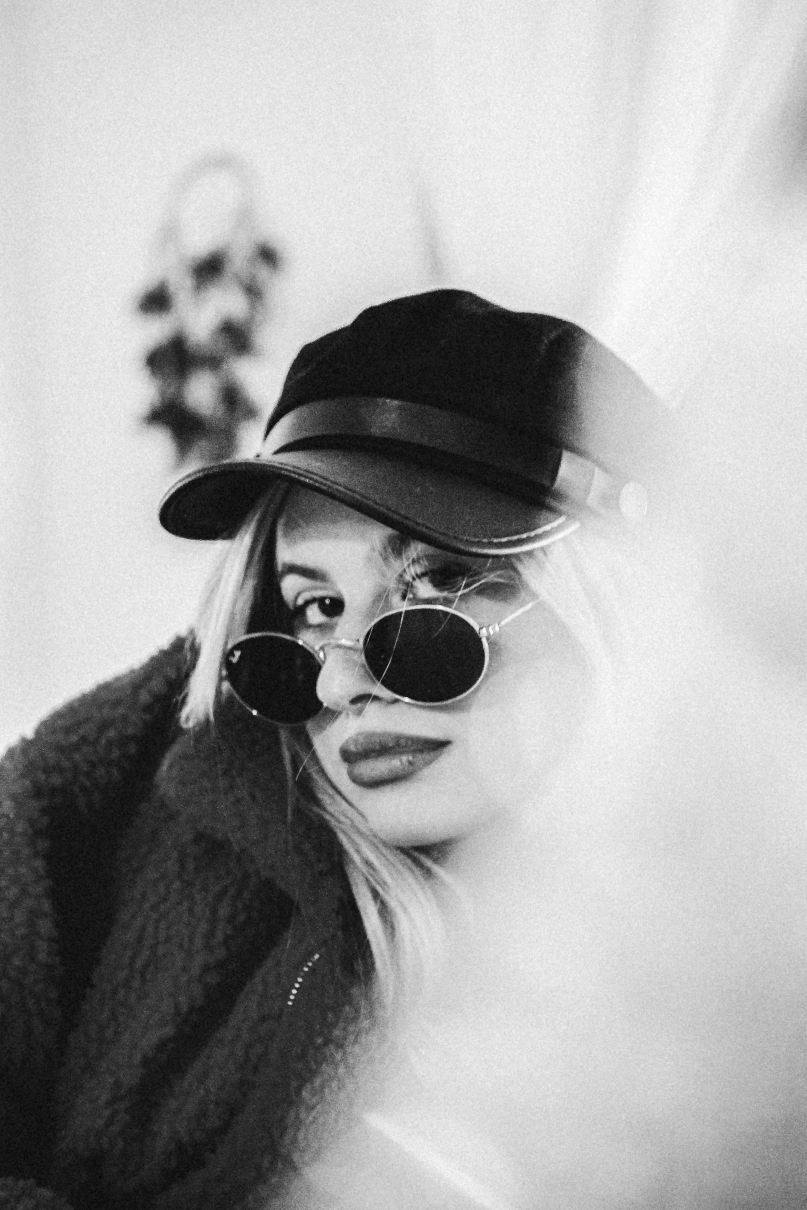 Foto Una mujer con sombrero y gafas de sol hablando por teléfono ...