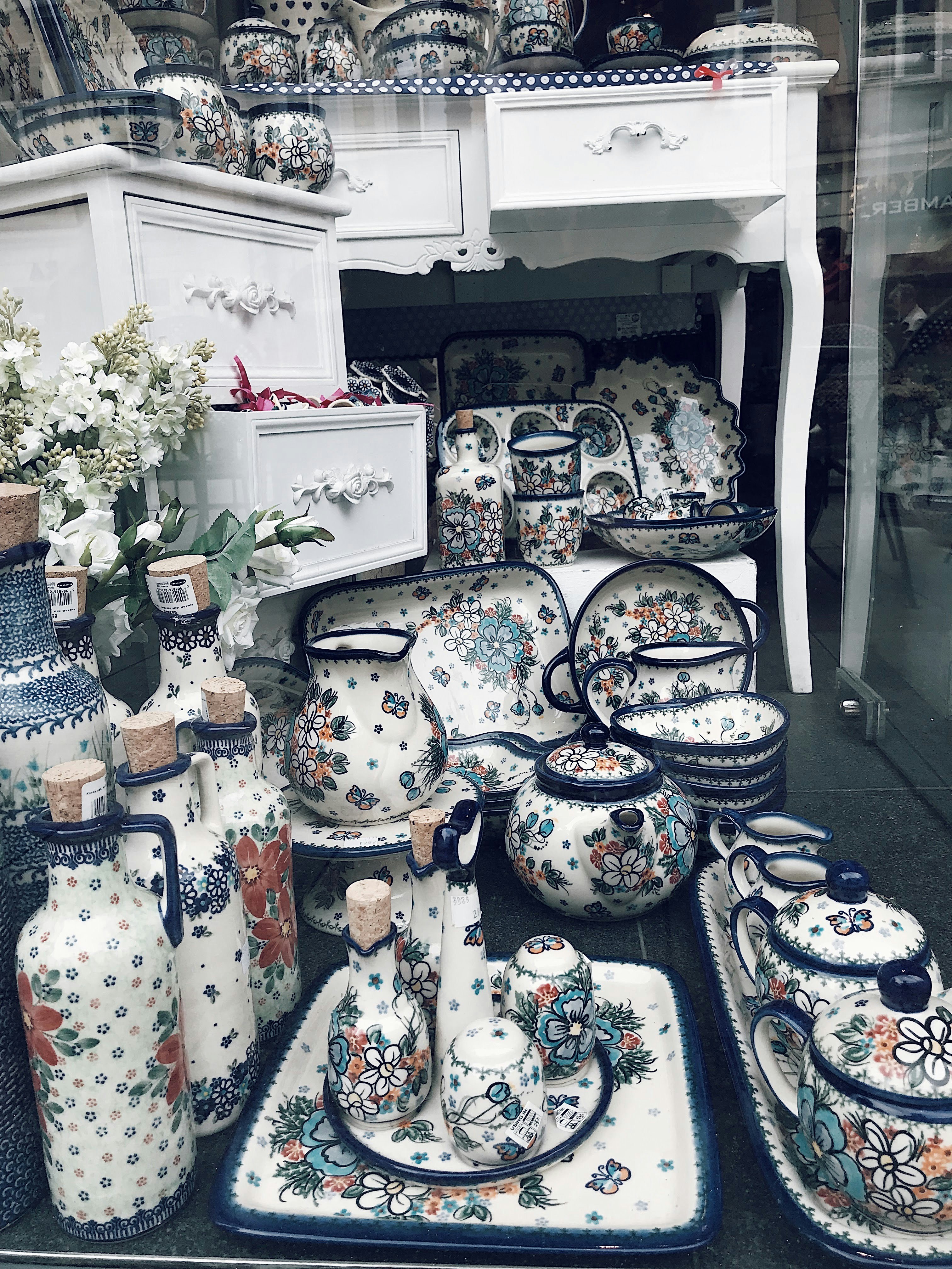 Foto Una colección de jarrones y platos en exhibición en un escaparate ...