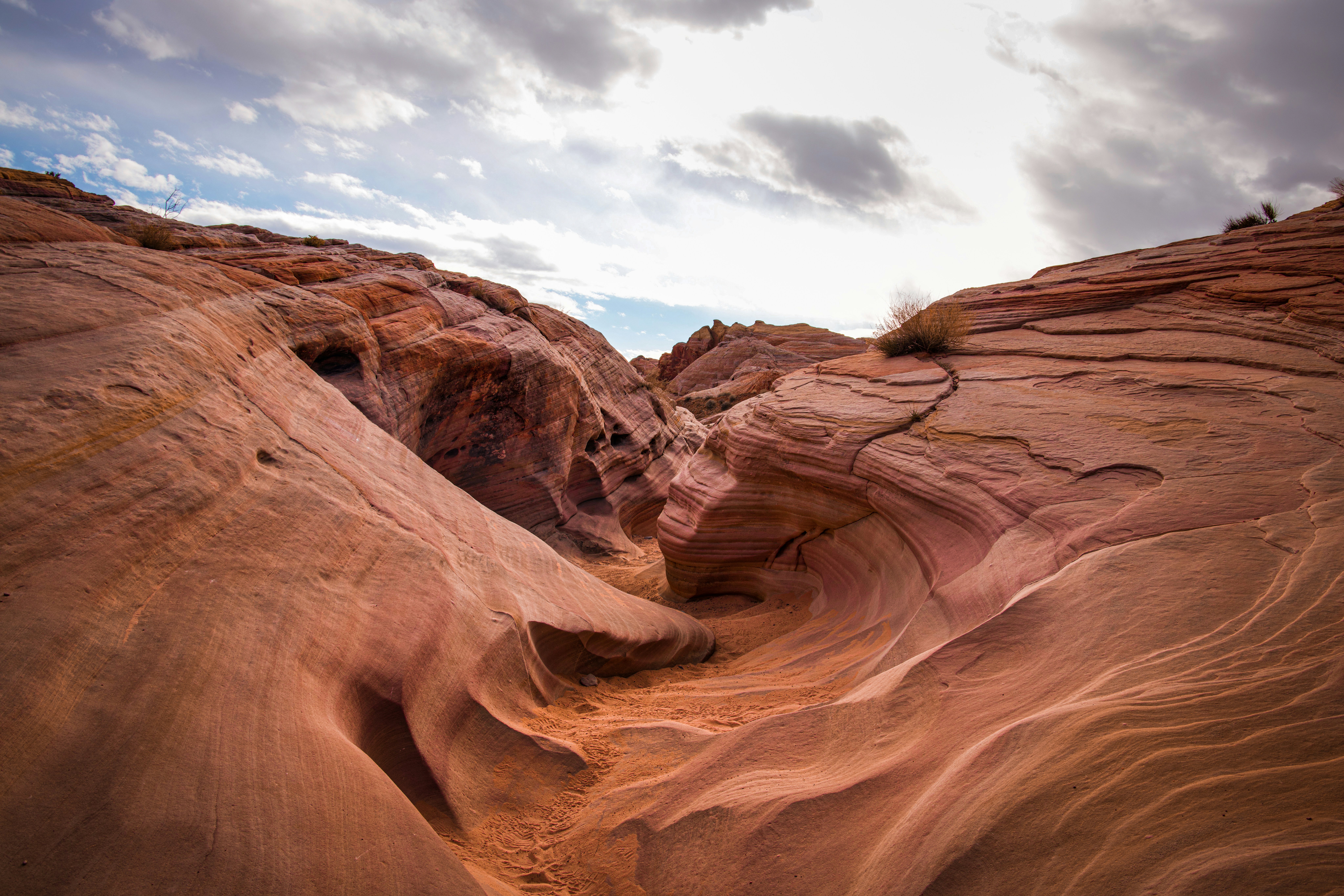 Une grande formation rocheuse au milieu d’un désert photo – Photo La ...