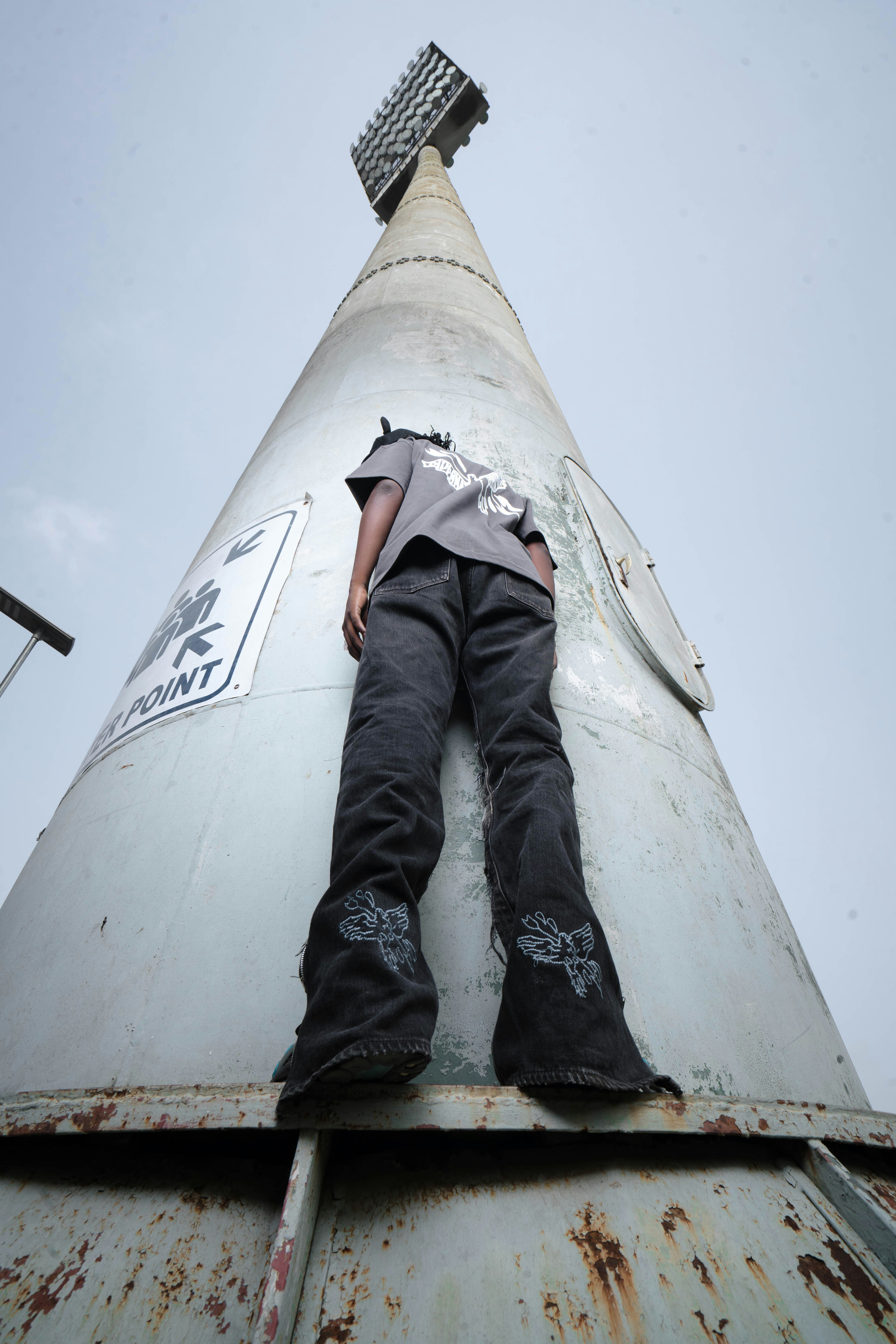 Riser of Steel: A Climber Stops to Become the Structure