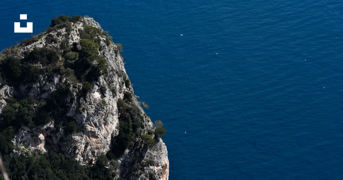 Une Vue Aérienne Dun Affleurement Rocheux Au Milieu De Locéan Photo