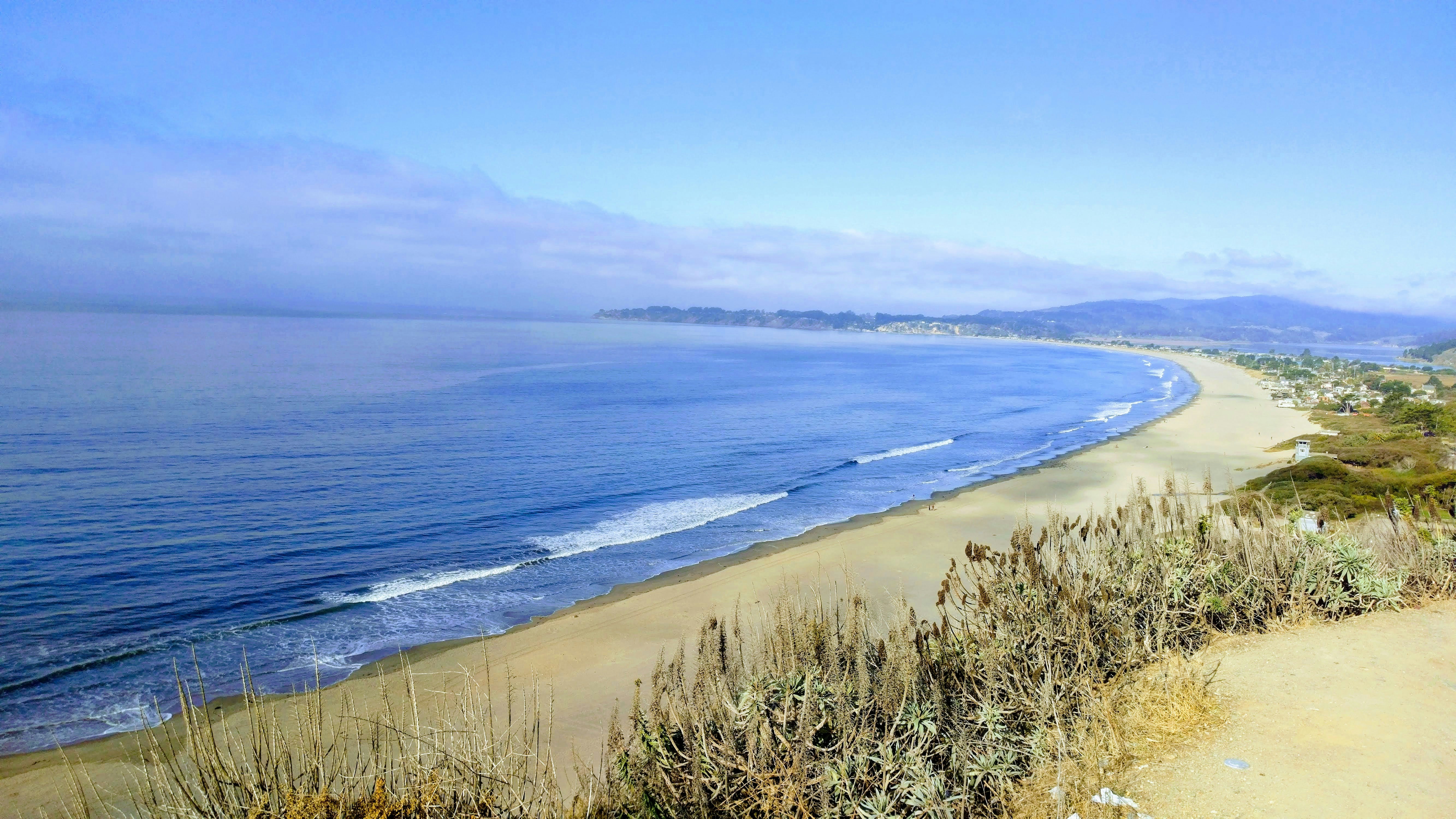 Une vue sur une plage et l’océan depuis une colline photo – Image ...