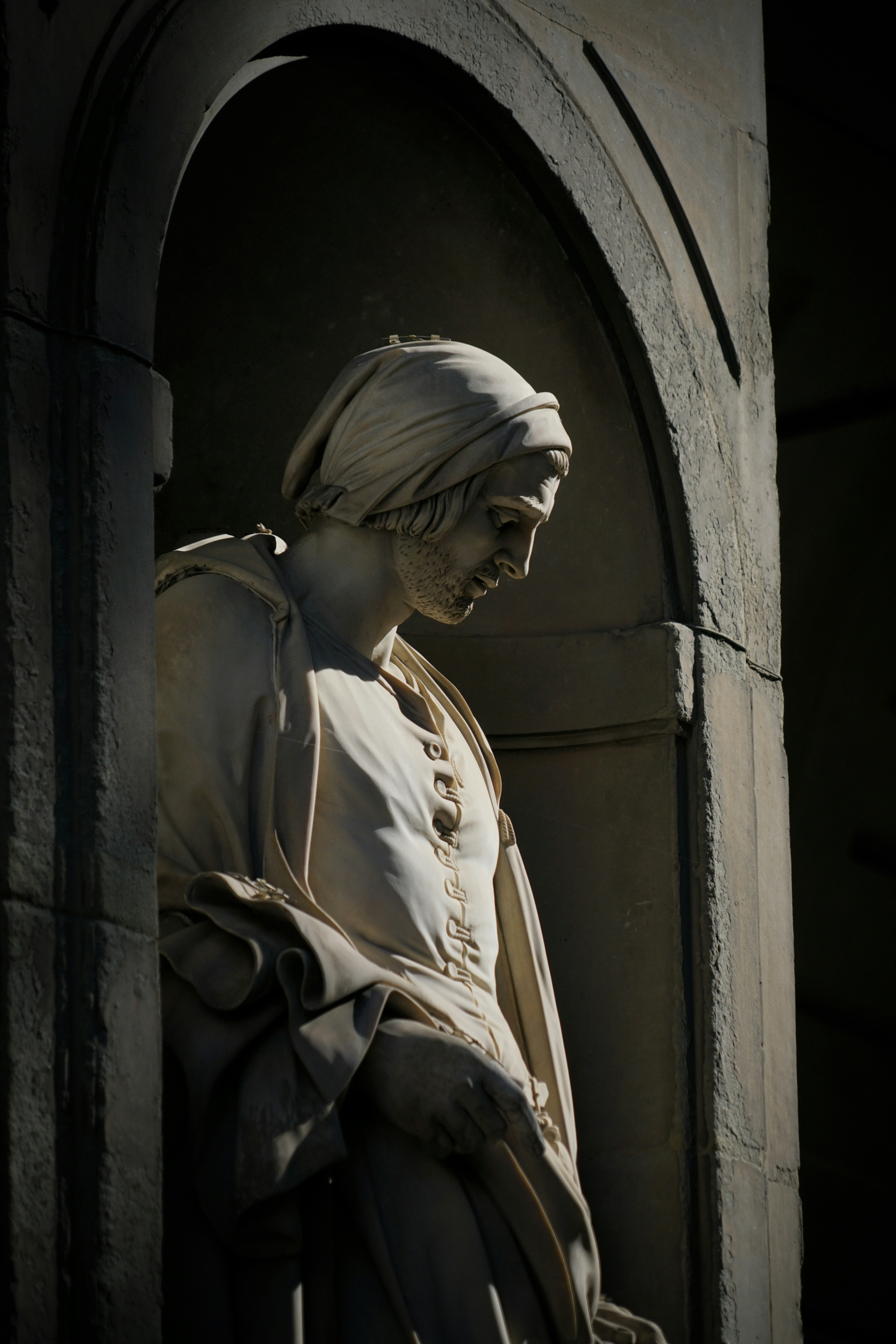 A close up of a statue of a person photo – Free Musée des offices Image ...