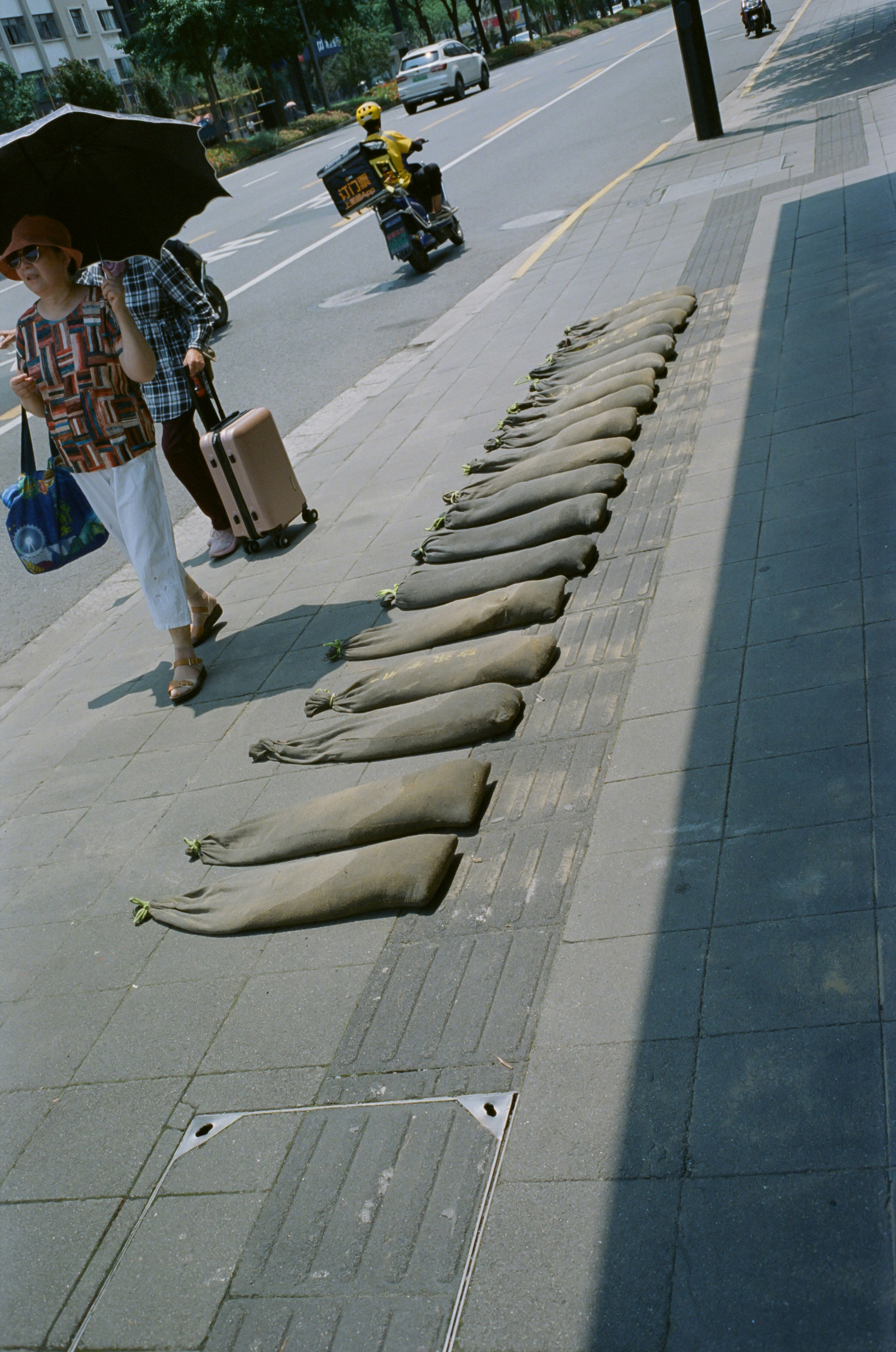 # 看不透的城市：同个路程的另一天
    细数这几年,我总是赞美星期六的黎明,对我而言星期六与“日常”的完全不同:一大早,不会有人致电给你,告知早会说点什么.
    相比“日常”的堕落感,周六的清晨完全没有计划性,也不需要任何预约,因为周六的清晨,我总是不怀任何目的踏上“同个路程”.唯一的参照物是太阳,当夕阳西下时,才会想起归途.
    在这“同个路程”里,我不需要更多的指示,相互一个眼神,就知道下一步需要做什么,那“扫街摄工”会遇到什么阻碍呢?如此这般的散漫,简直就像个流浪汉,会有什么阻碍呢?能有什么阻碍呢?会怕什么阻碍吗?就让流浪的足迹抒写下,这永久看不透的人文故事吧......经过“十卷一洗”后的沉淀,那些瞬间与访谈的回忆,终究也是一种人文的关怀..当我走上200遍后,我一定还是在前尘后世的《轮回》中.