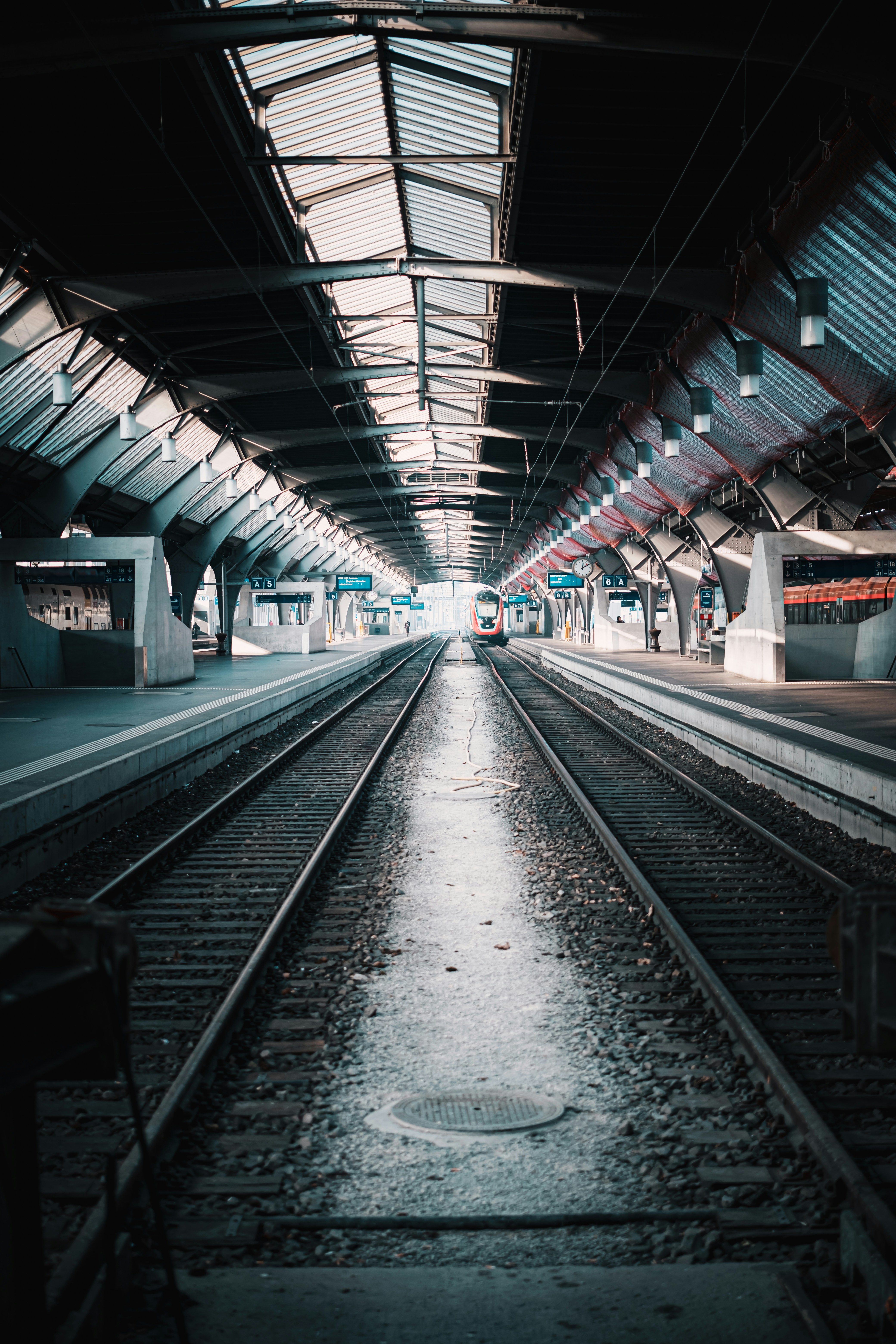 Une gare avec un train sur les rails photo – Photo Gris Gratuite sur ...