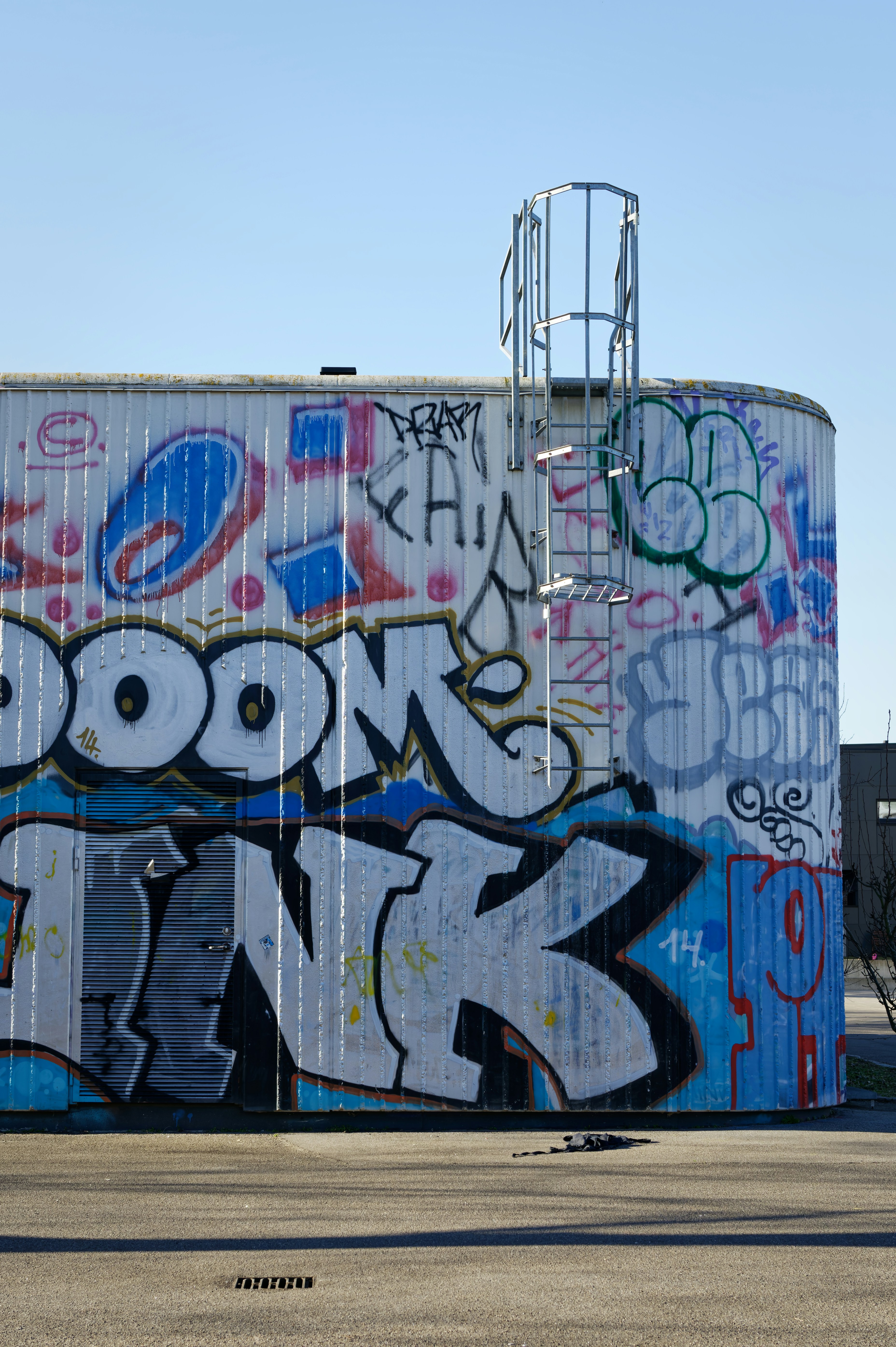 A large building covered in lots of graffiti photo – Free Graffiti ...