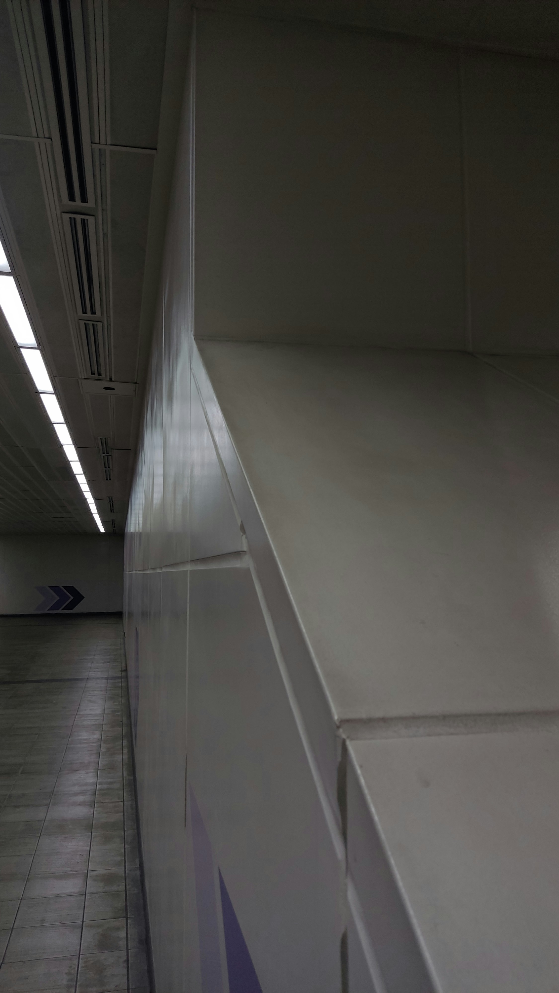 Foto Una larga pared blanca con una claraboya encima – Imagen Oscuro ...