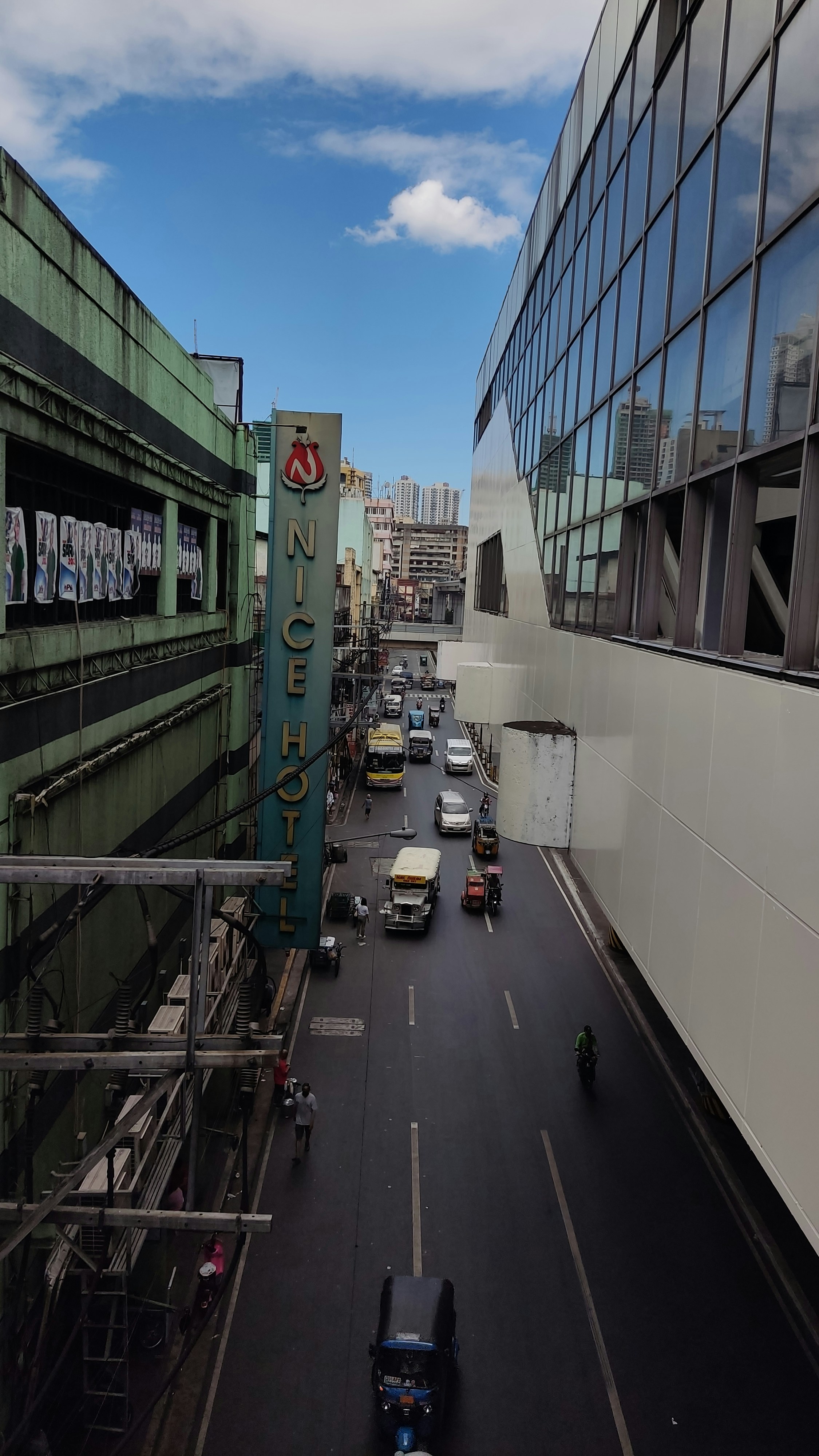 Una calle de la ciudad llena de mucho tráfico junto a edificios altos ...