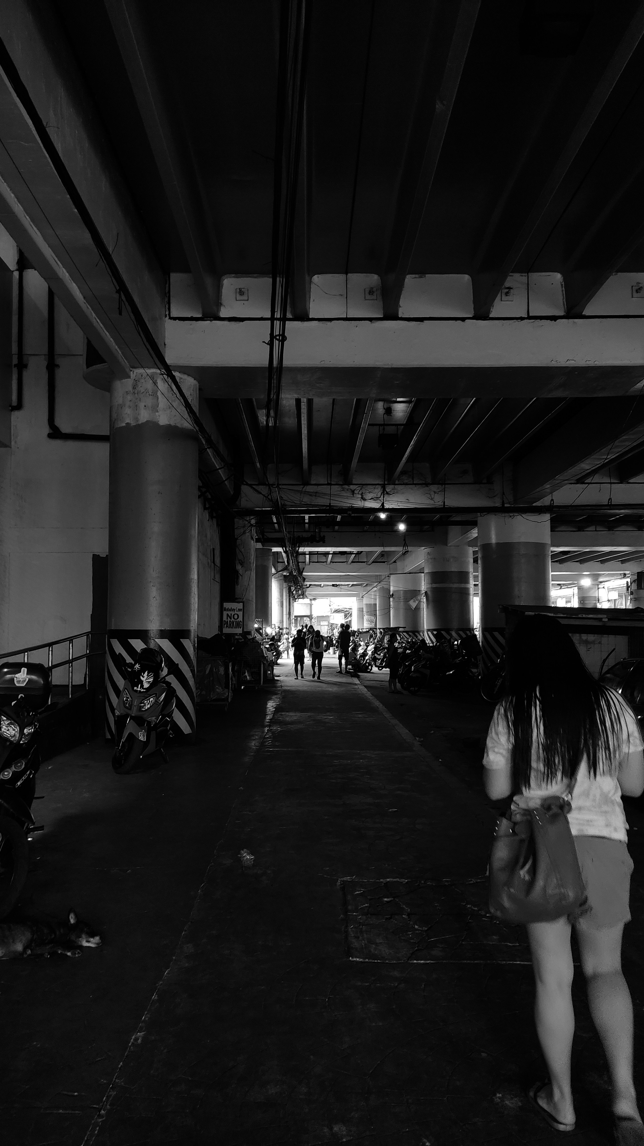 Une photo en noir et blanc d’une femme dans un garage photo – Photo La ...