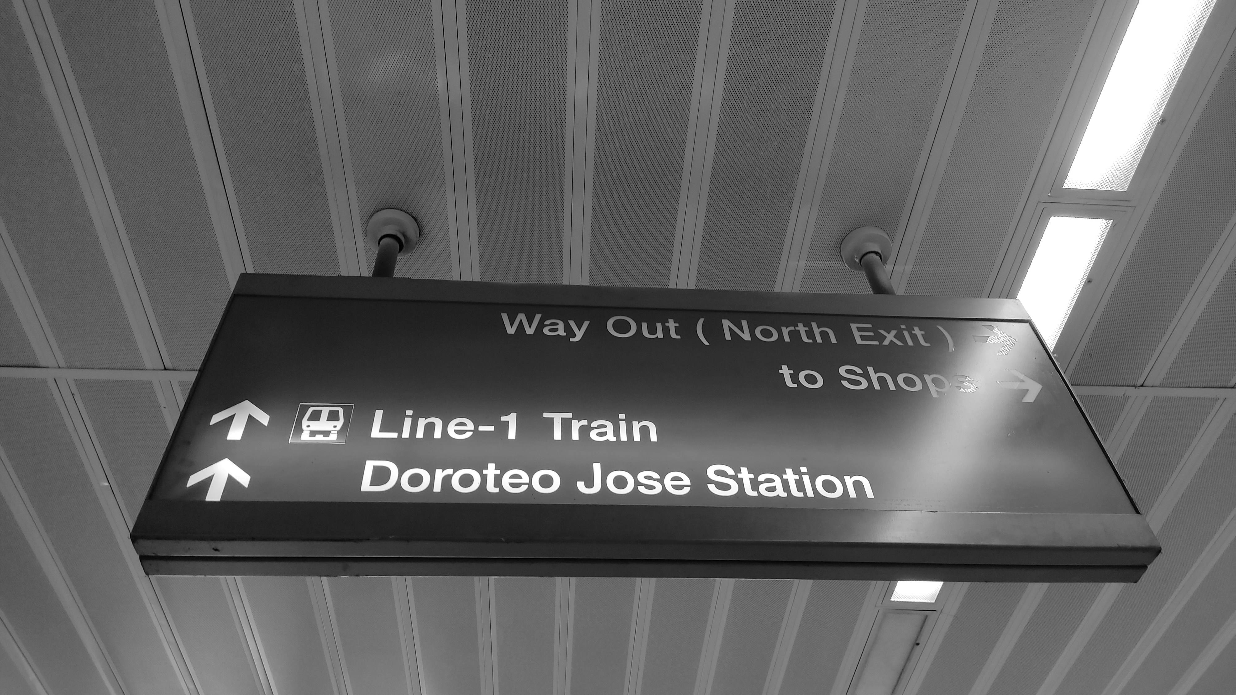 Una foto en blanco y negro de un letrero de metro foto – Imagen de ...