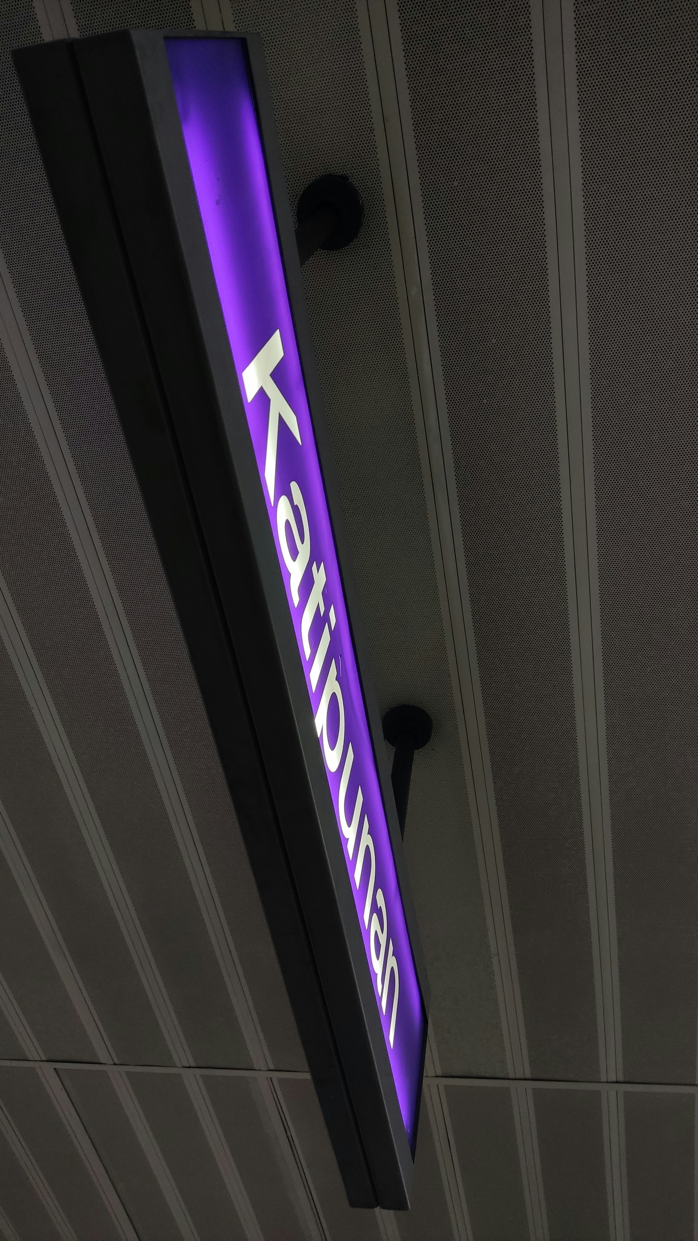 건물 옆에 있는 표지판 사진 – Unsplash의 무료 여행하다 이미지