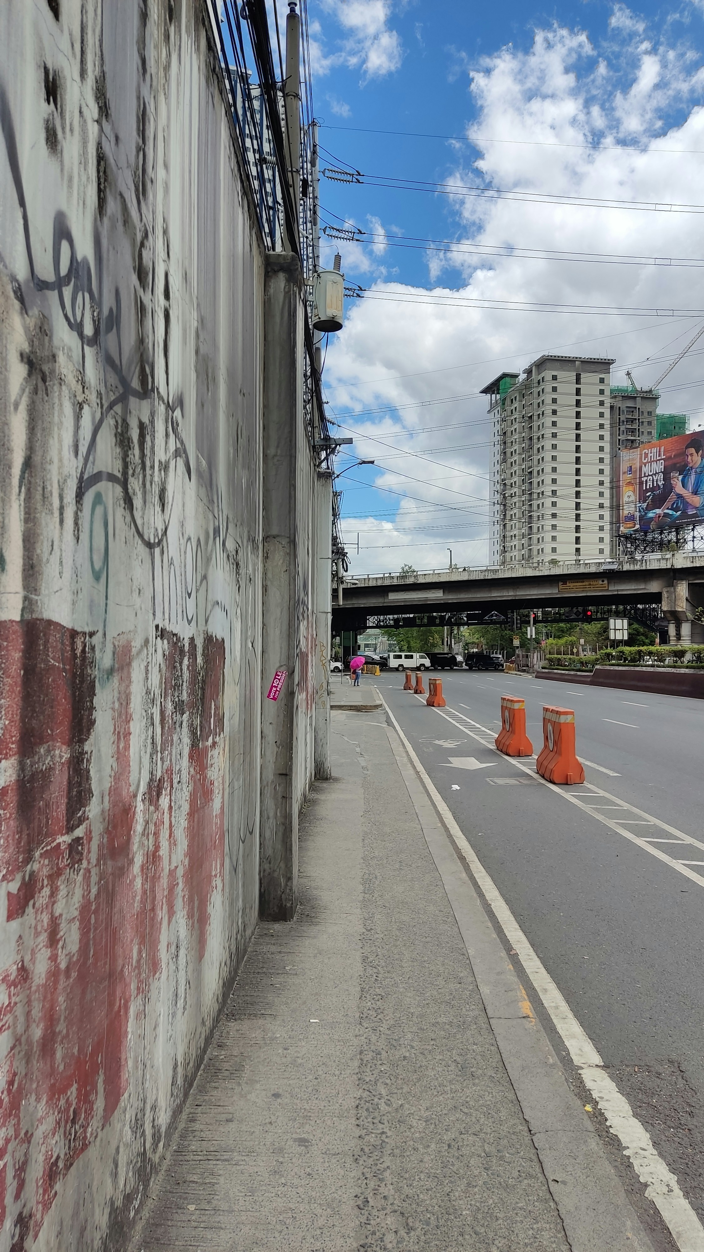 Foto zum Thema Eine Wand mit Graffiti neben einer Straße – Kostenloses ...