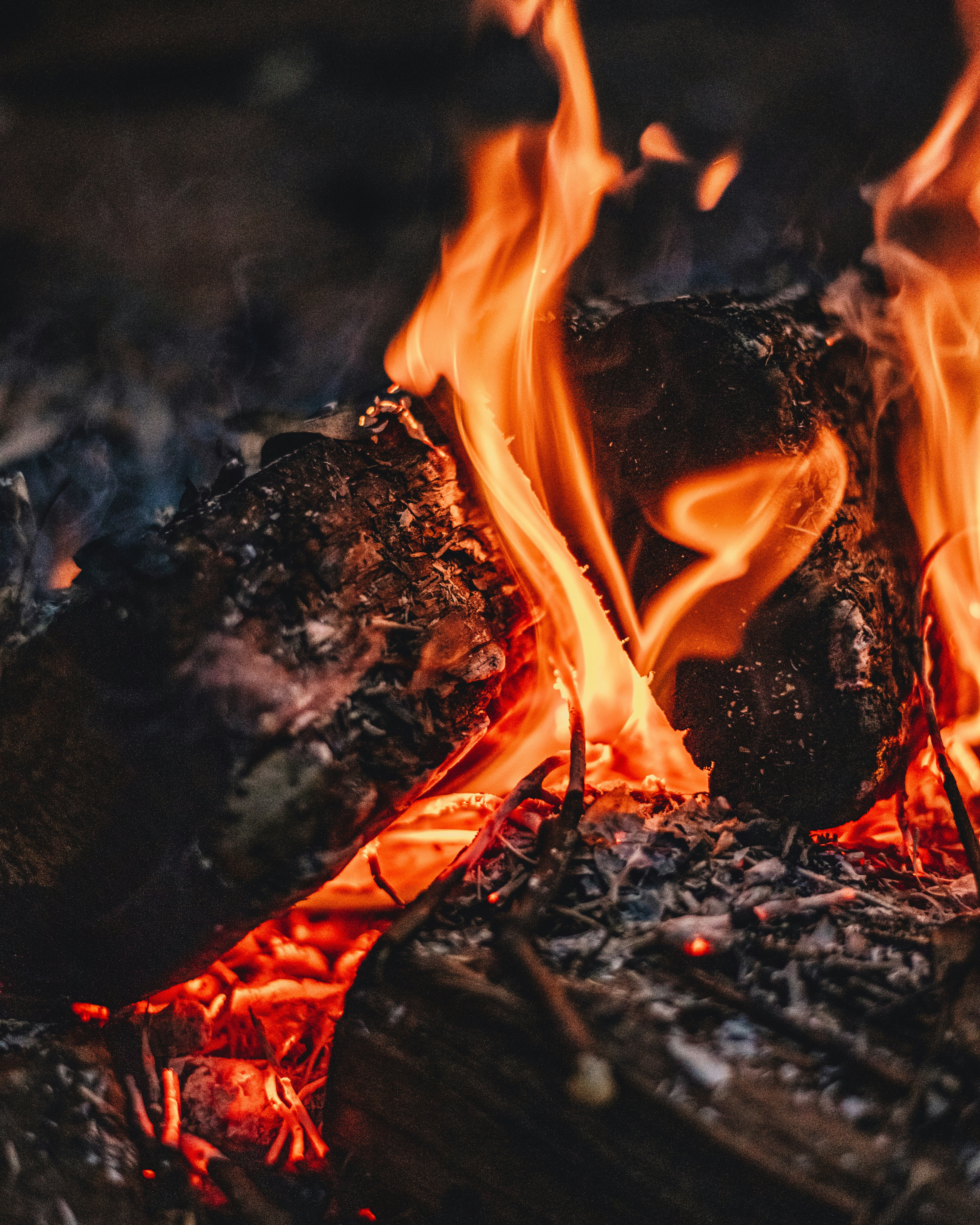 Foto Un primer plano de un fuego ardiendo en un pozo de fuego – Imagen ...