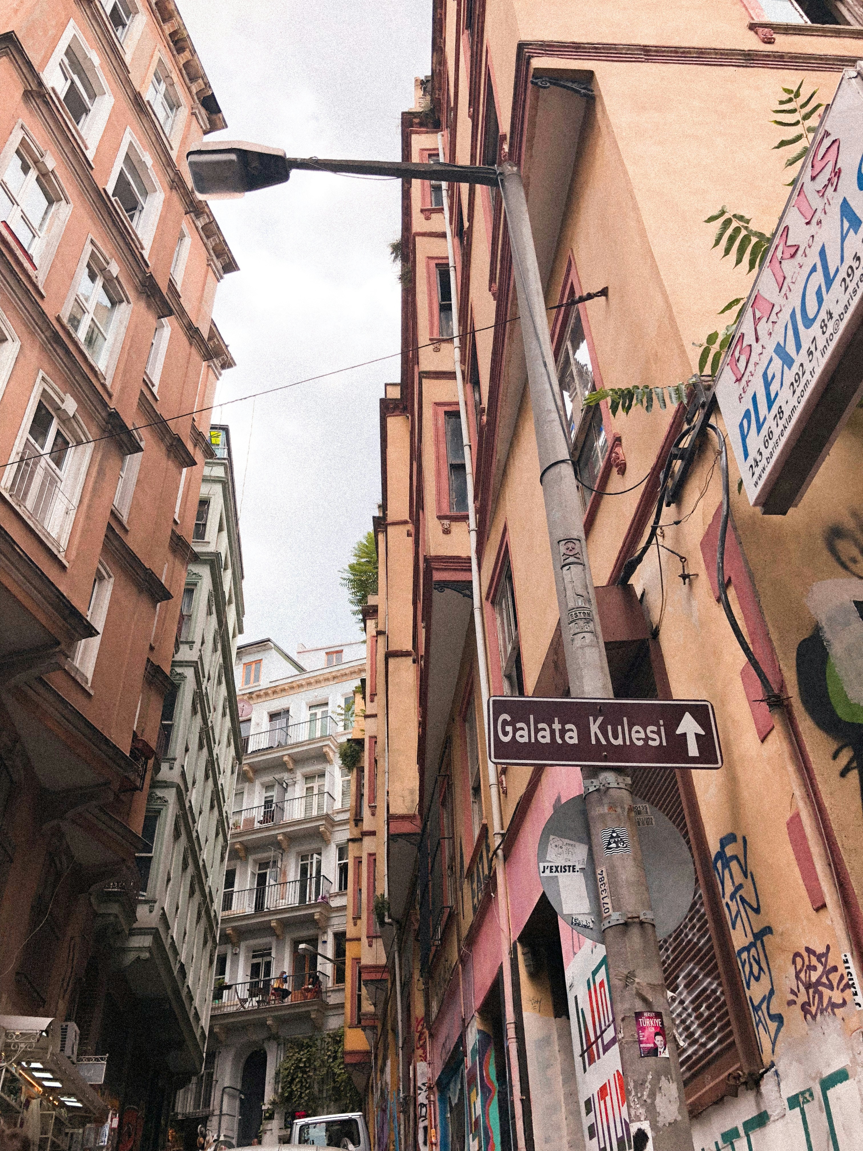A street sign on the side of a building photo – Free Turkije Image on ...
