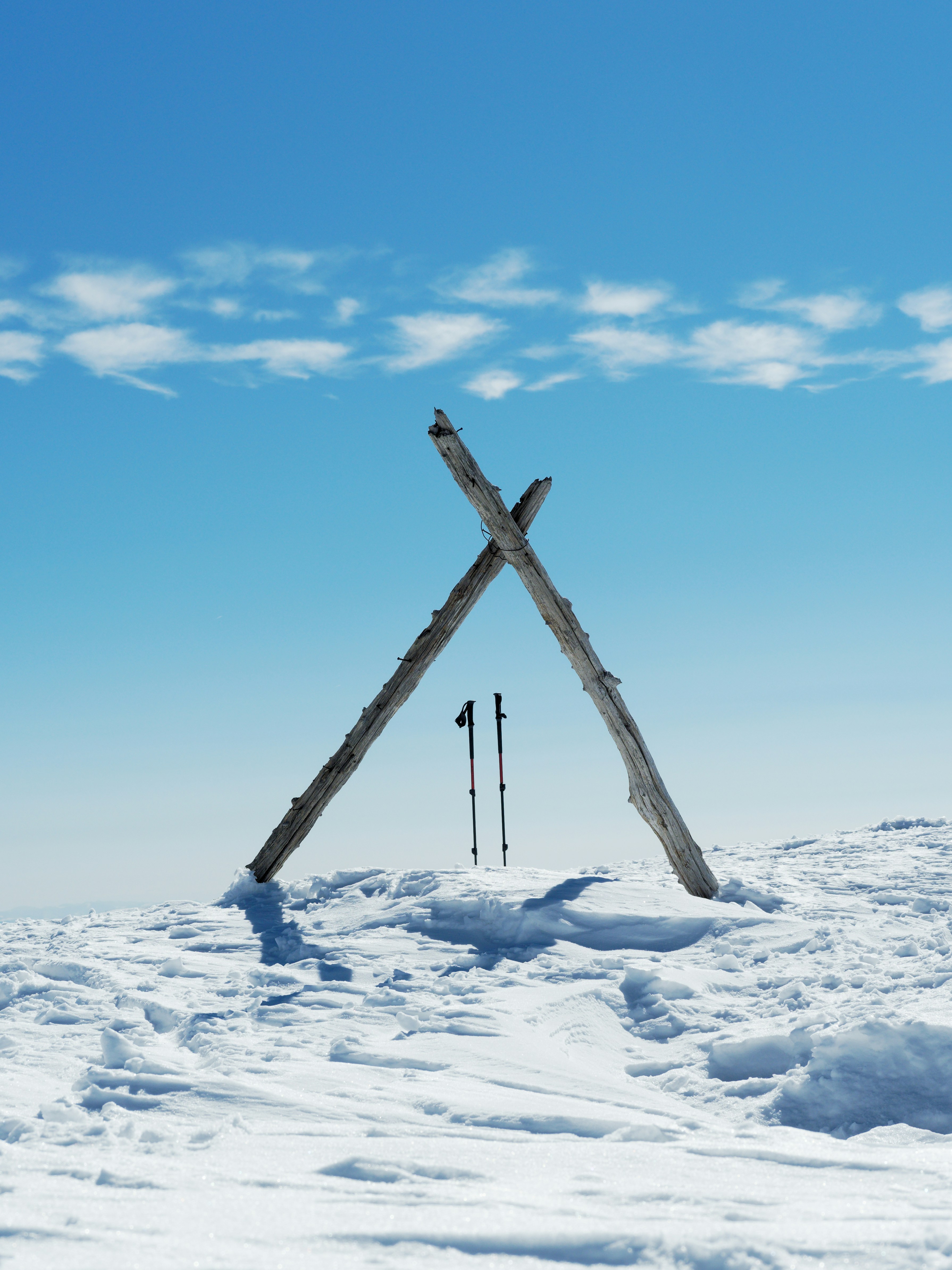 A cross made out of sticks in the snow photo – Free Photo Image on Unsplash