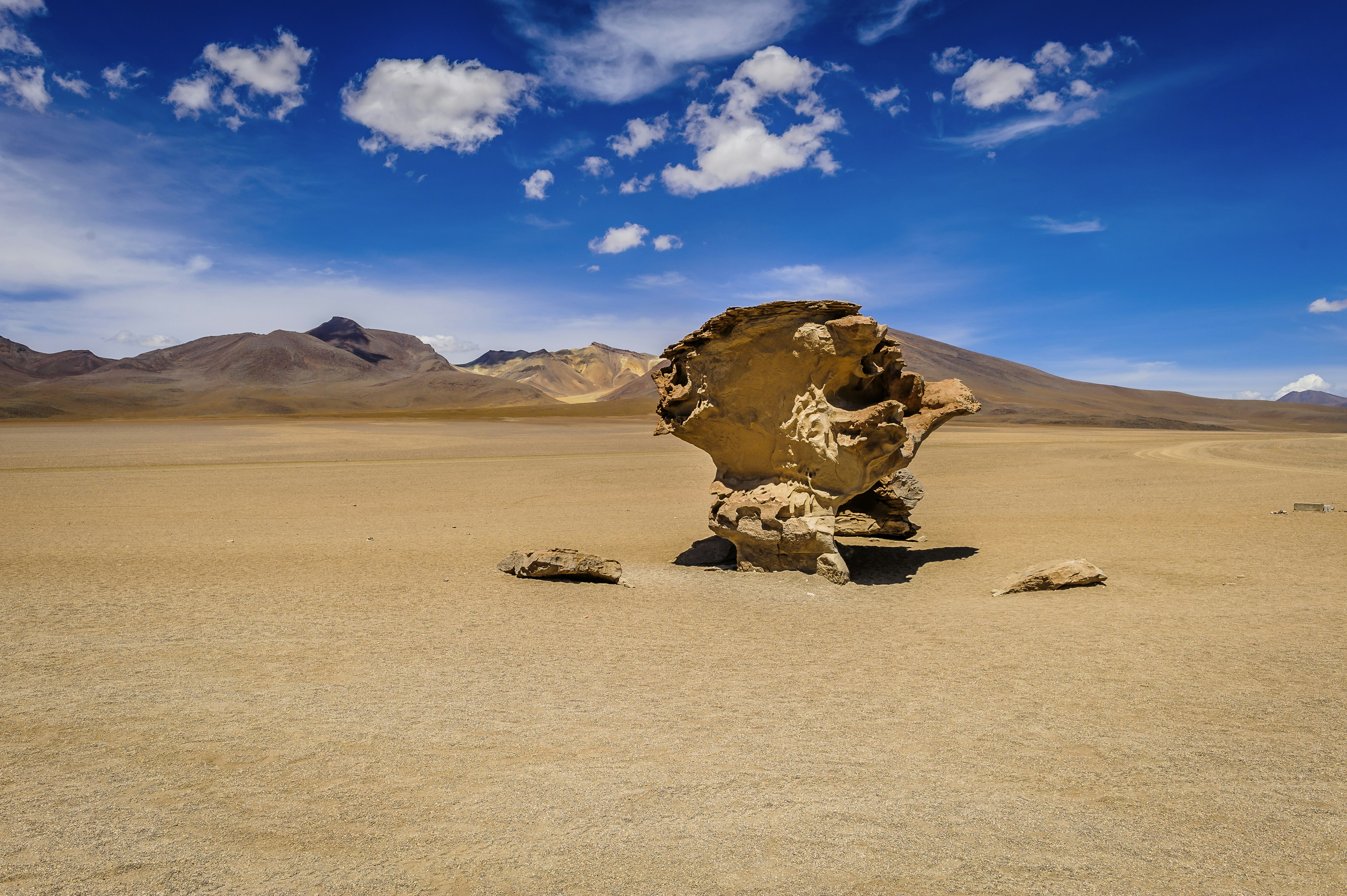 Un gros rocher au milieu d’un désert photo – Photo Bolivie Gratuite sur ...