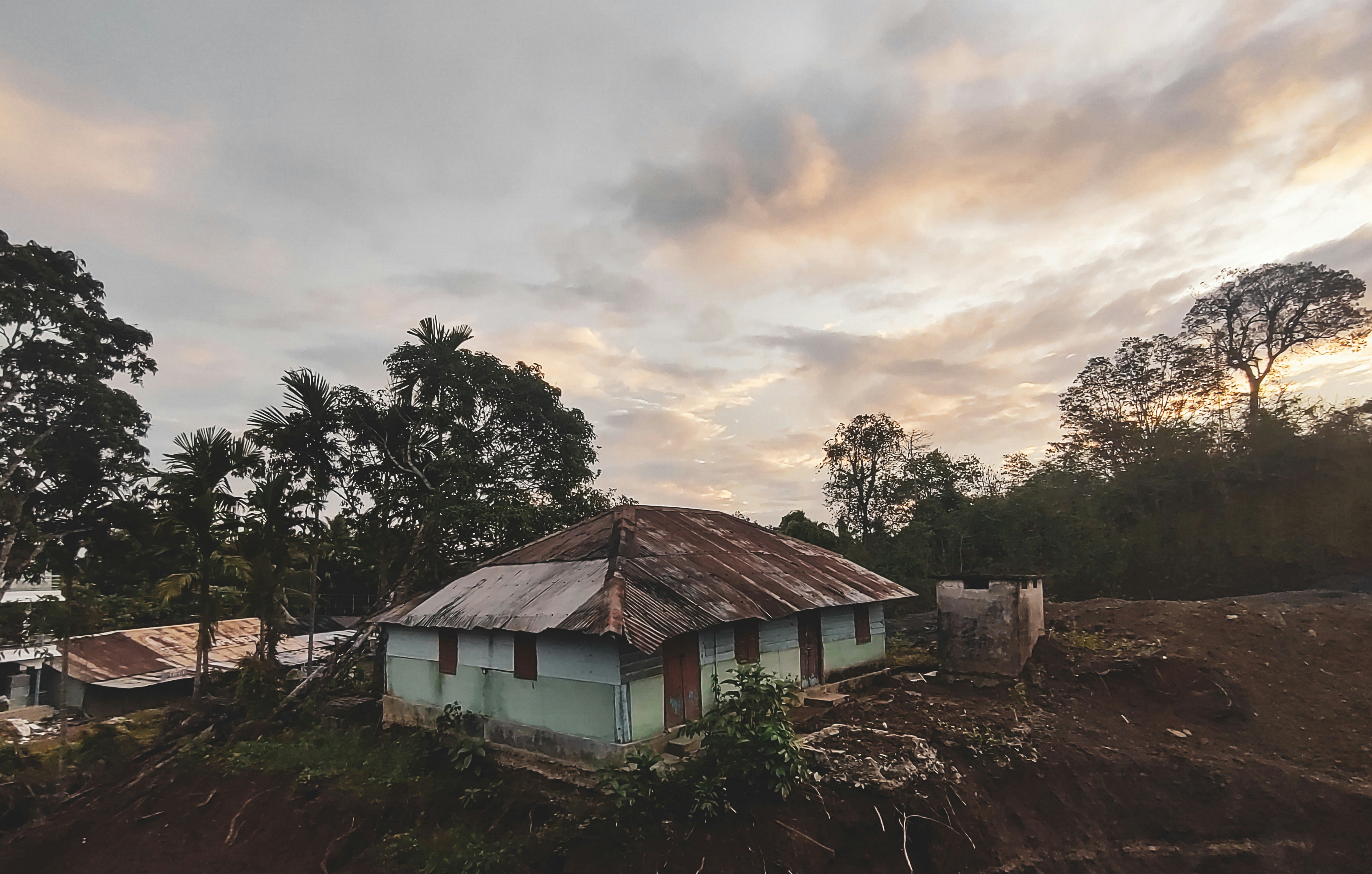 Foto Una pequeña choza sentada en la cima de una colina de tierra ...