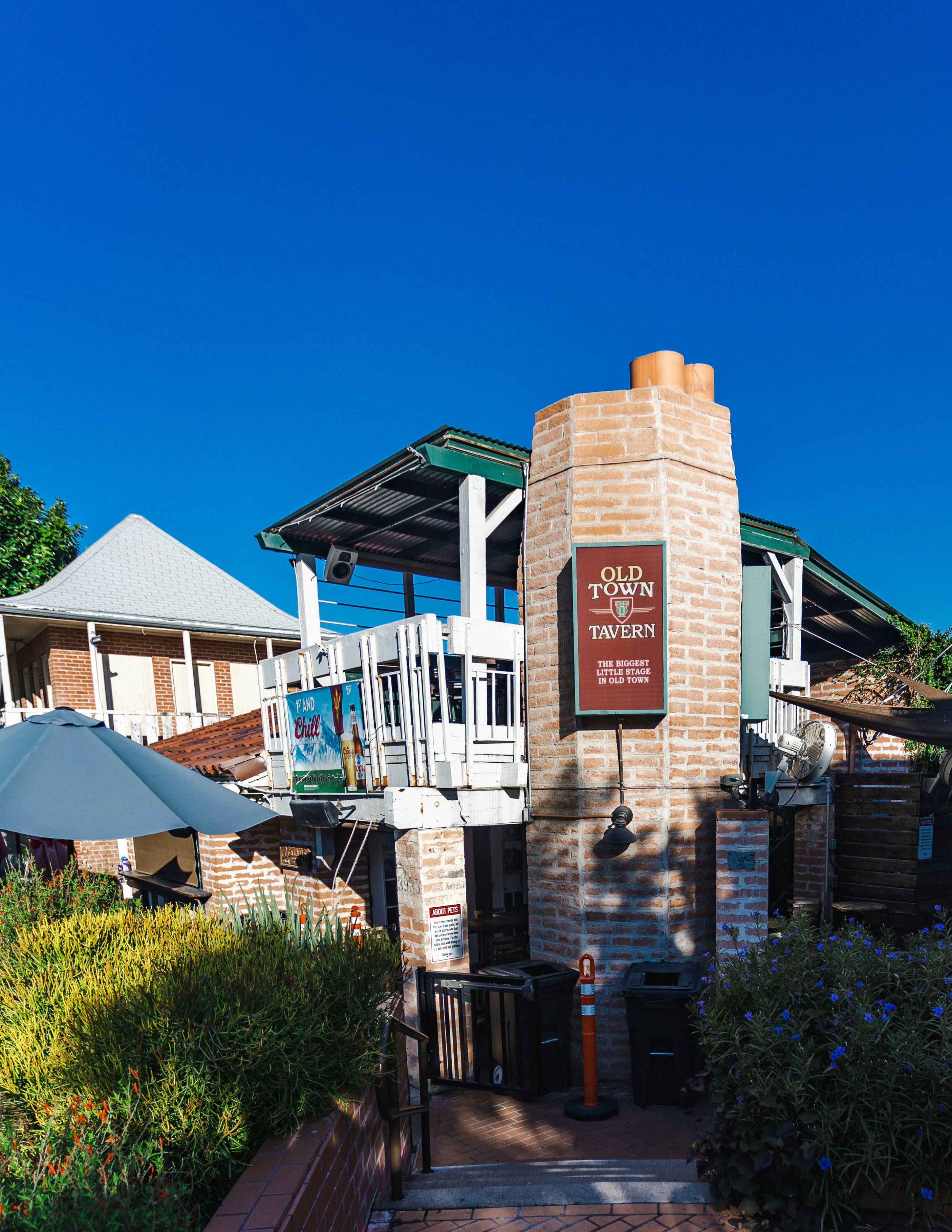 Ein Backsteingebäude mit einem Schild darauf Foto – Kostenloses Bild ...