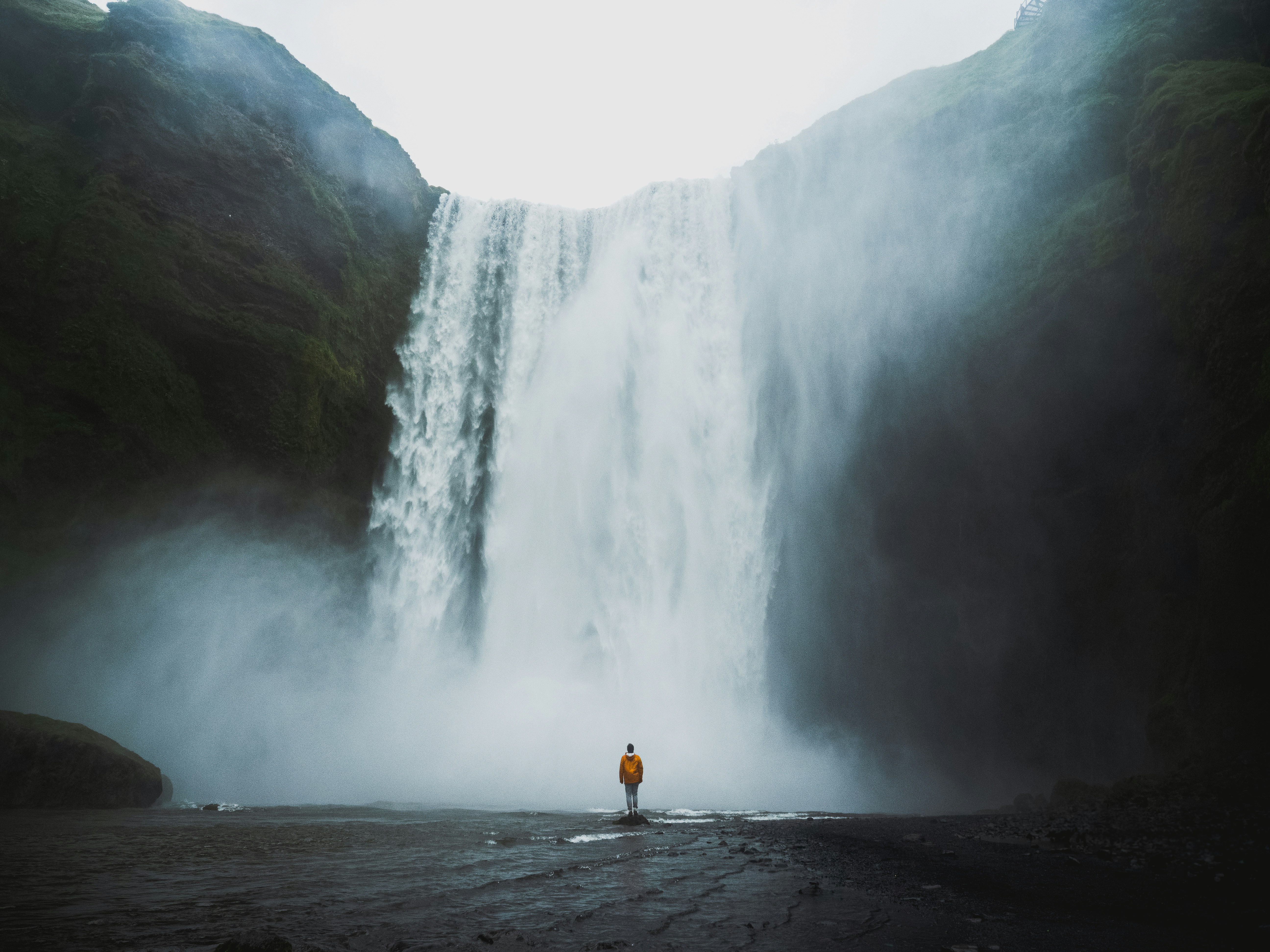 Une personne debout devant une cascade photo – Image gratuite de Gris ...