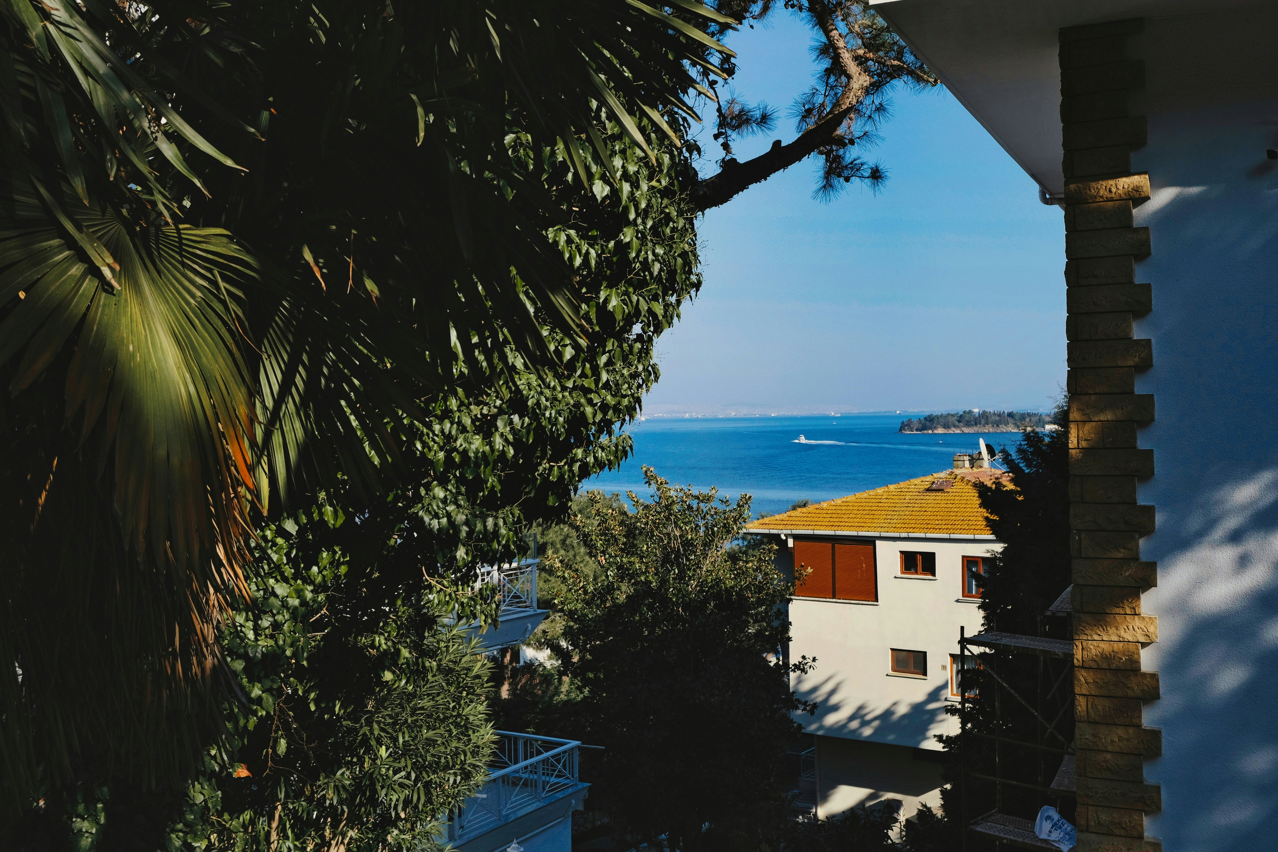 a view of a body of water from a houseEtienne Dayer