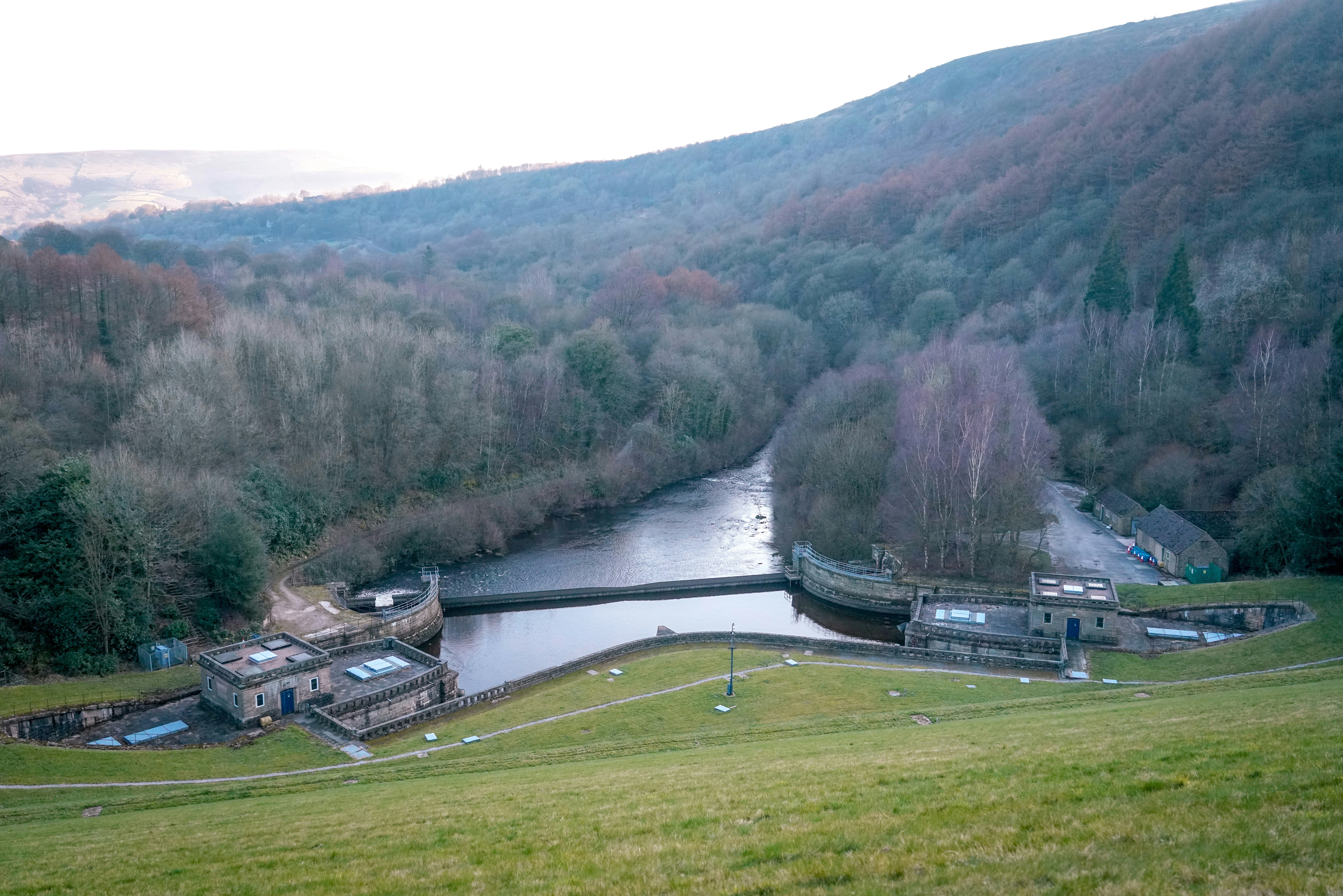 Foto Un río que atraviesa una exuberante ladera verde – Imagen ...