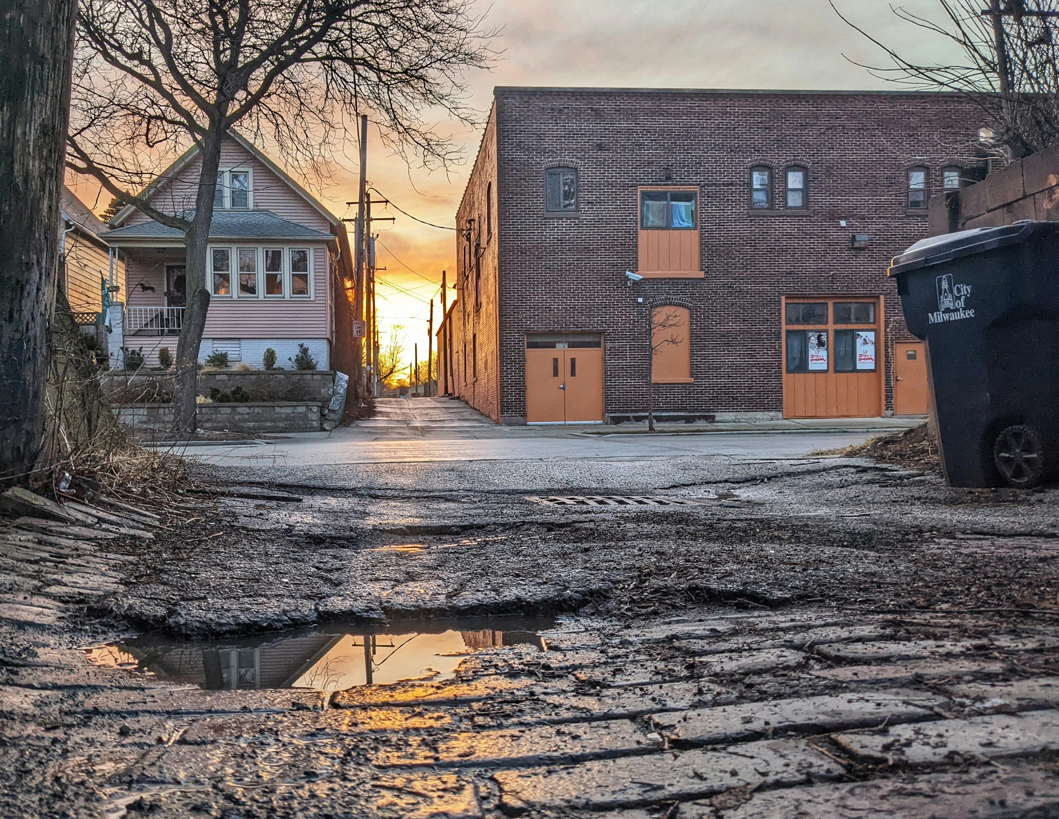 Une rue de la ville avec une flaque d’eau au milieu photo – Photo ...