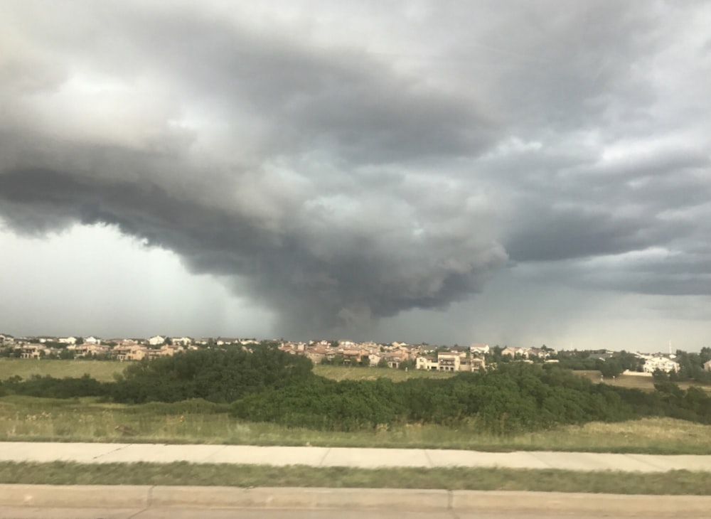 Un gros nuage d’orage est vu au-dessus d’une ville photo – Photo Météo ... Un gros nuage d’orage est vu au-dessus d’une ville photo – Photo Météo ...