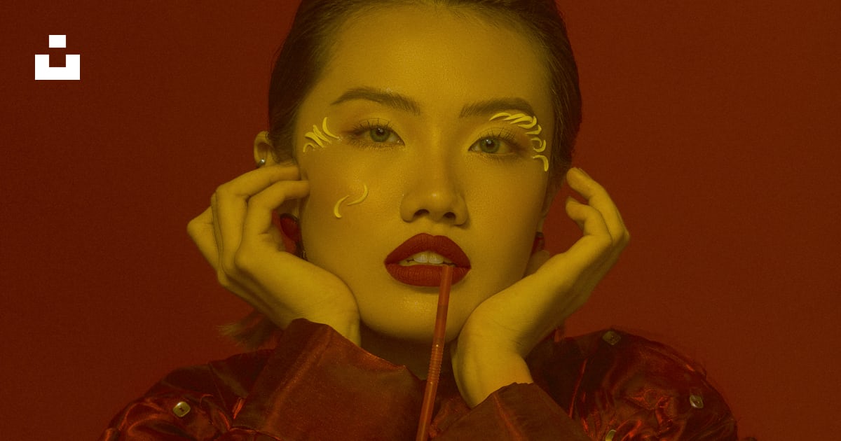 그녀의 얼굴 앞에 코카콜라 캔을 가진 여자 사진 Unsplash의 무료 빨강 이미지