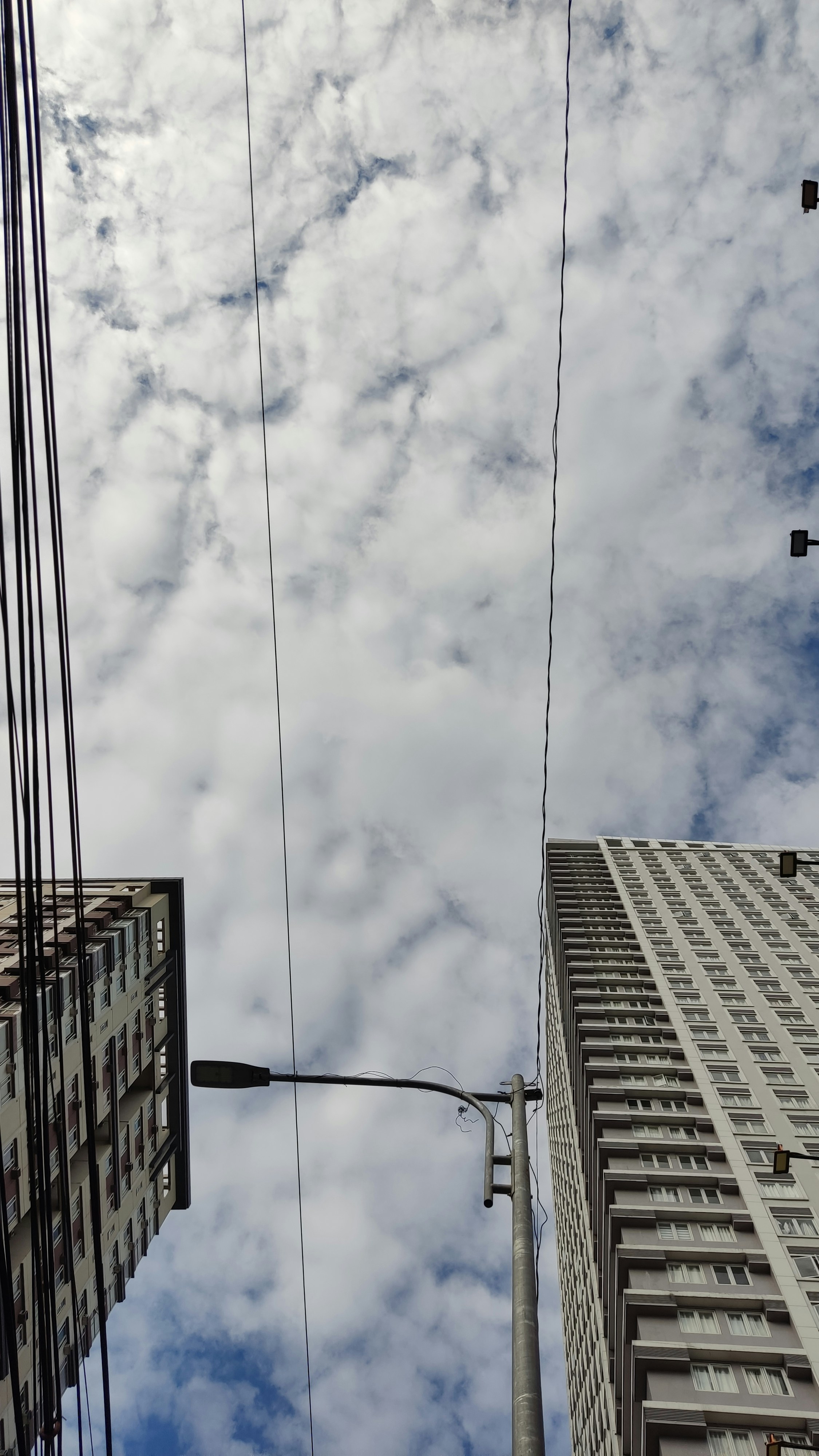 Mirando hacia un edificio alto con un fondo de cielo foto – Imagen de ...