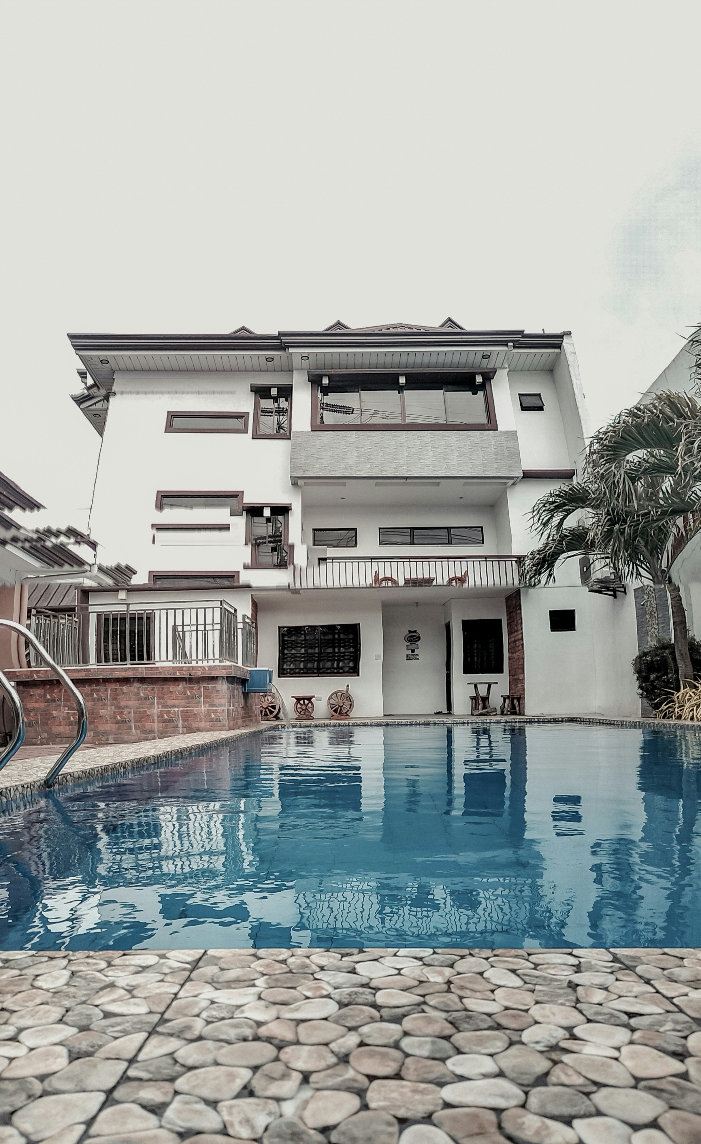 A large swimming pool in front of a white building photo – Free Grey ...