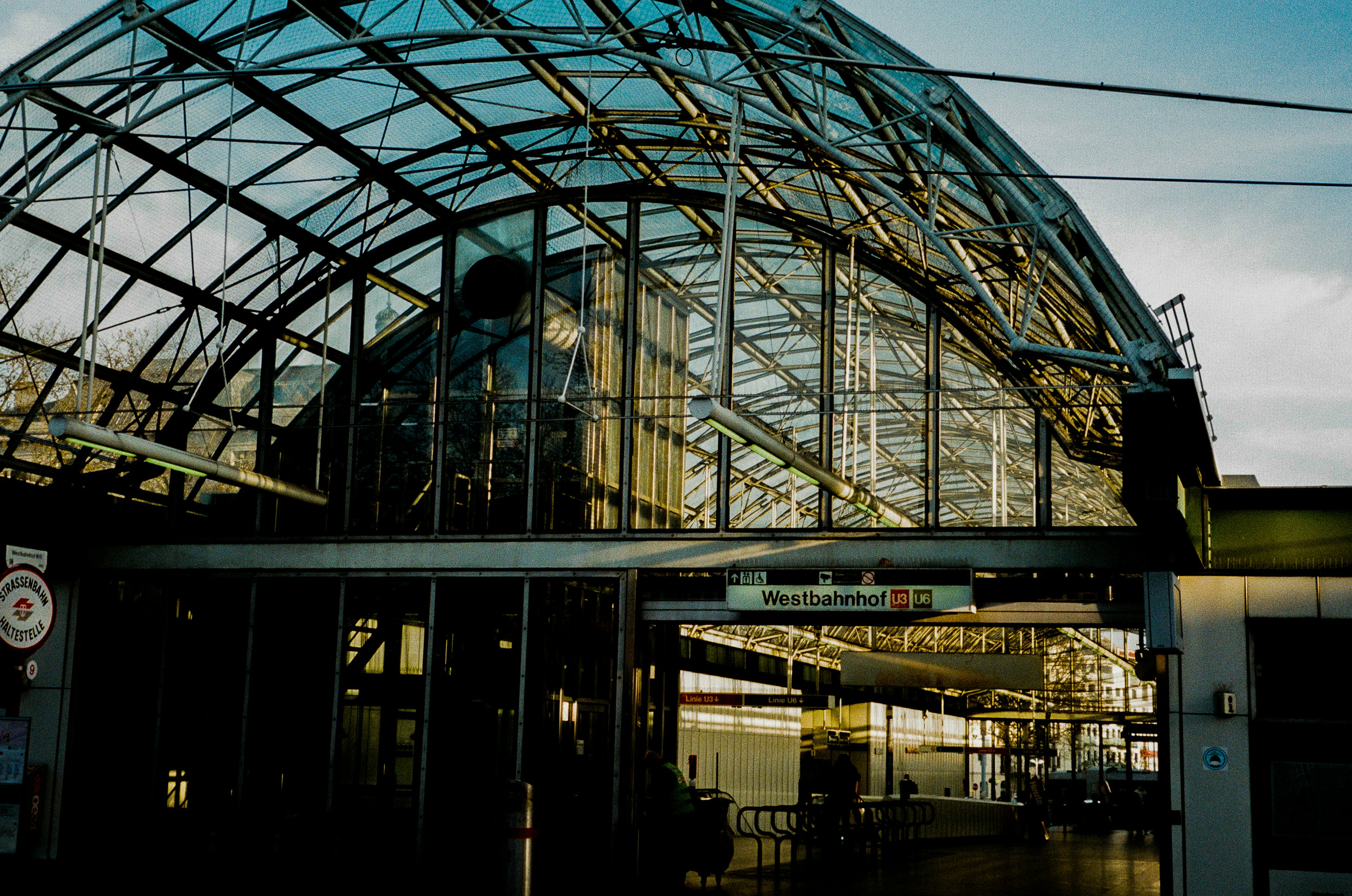 A large glass building with a sky background photo – Free Architecture ...