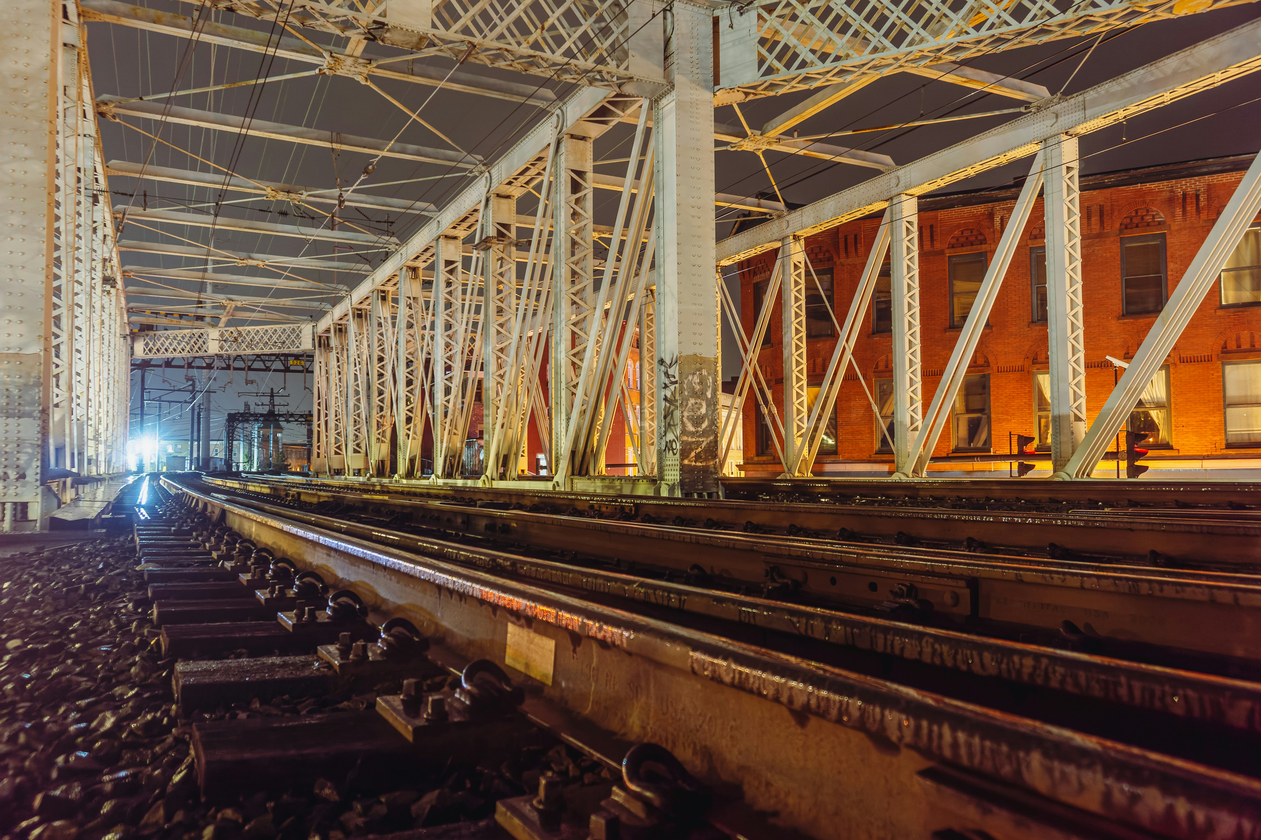 Un train traversant une voie ferrée sous un pont photo – Photo Etats ...