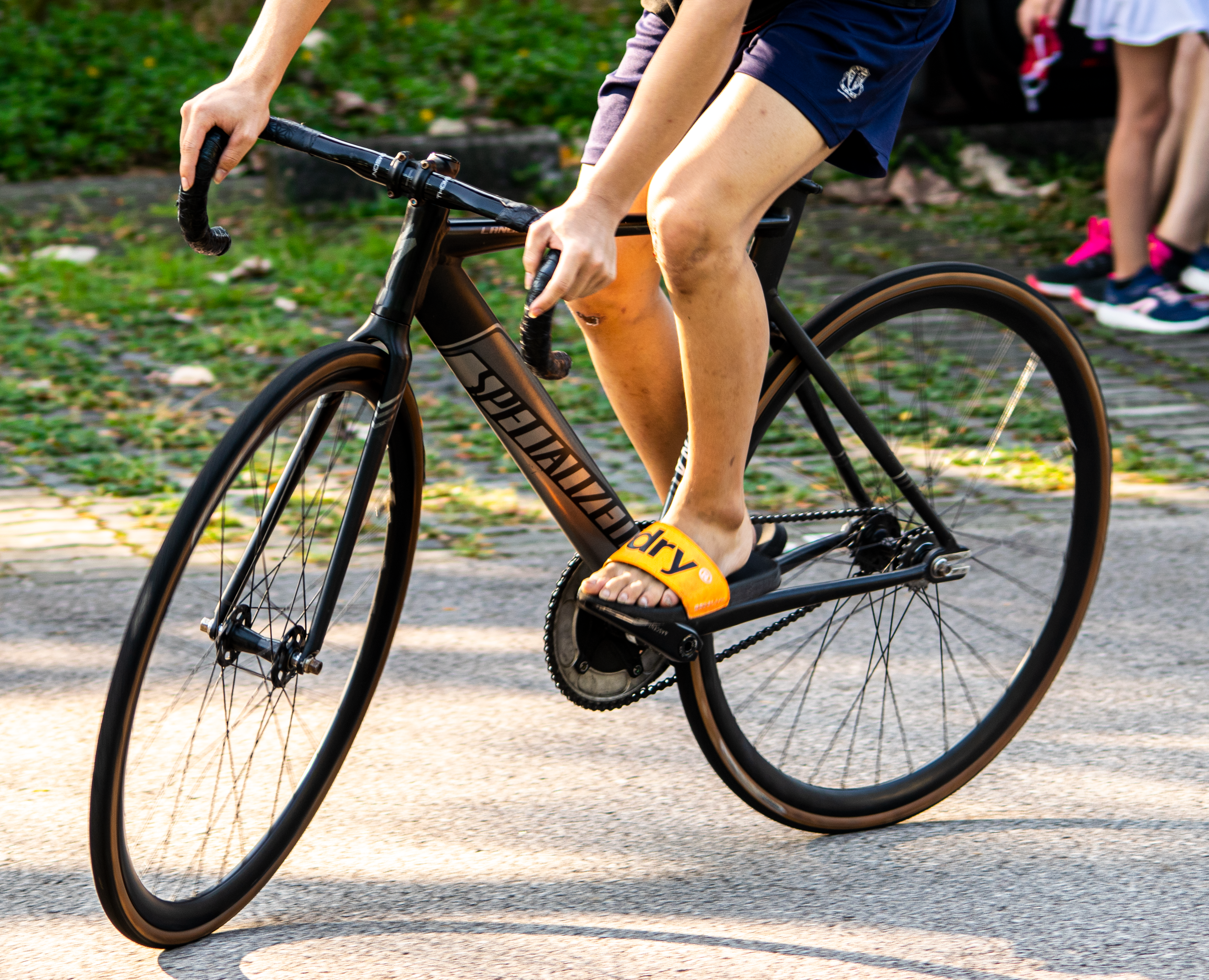 A person riding a bike down a street photo – Free Fixie Image on Unsplash