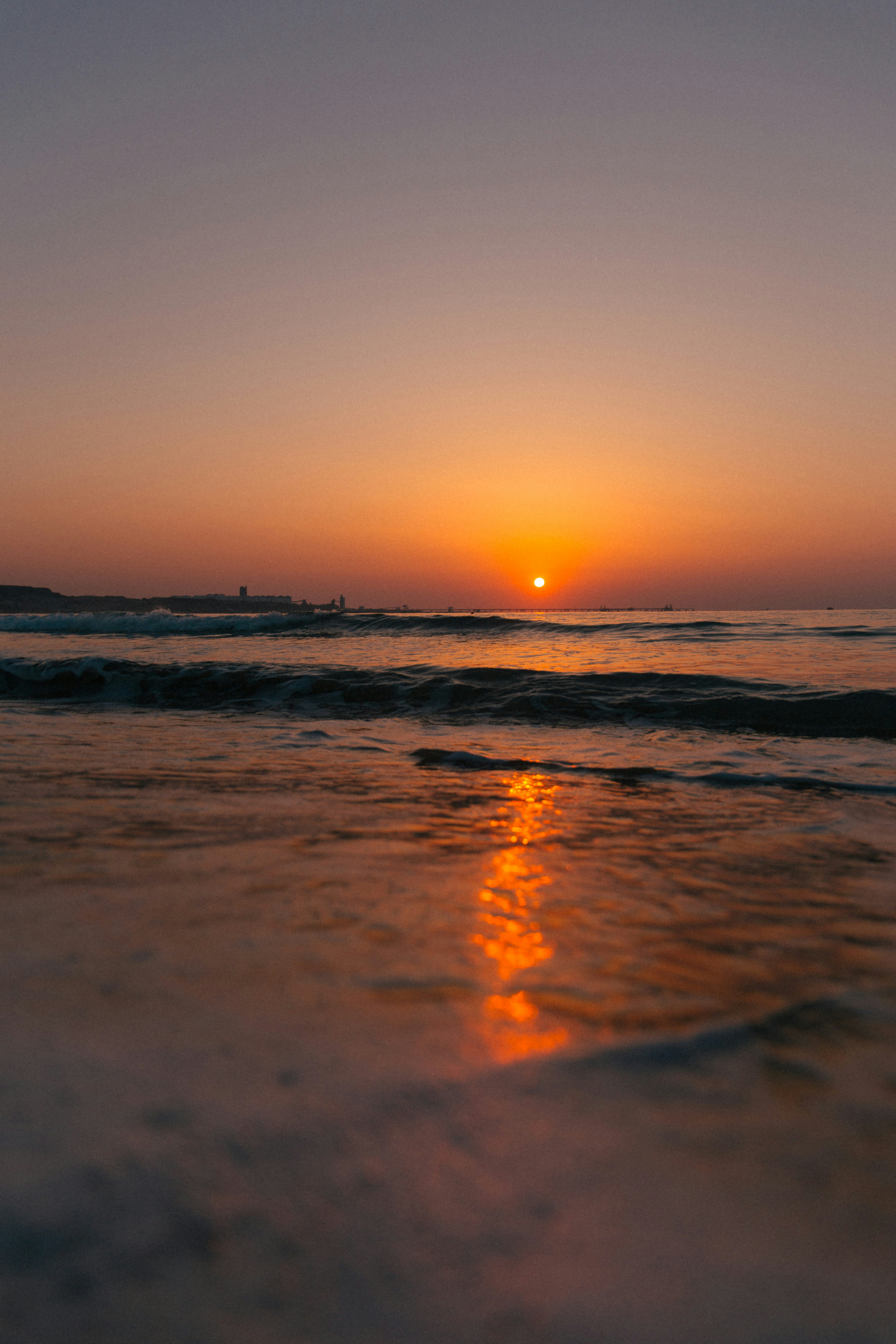 A sunset over the ocean photo – Free Sunset Image on Unsplash