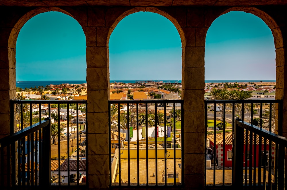 Une vue d’une ville depuis une fenêtre photo – Photo Corralejo Gratuite ... Une vue d’une ville depuis une fenêtre photo – Photo Corralejo Gratuite ...