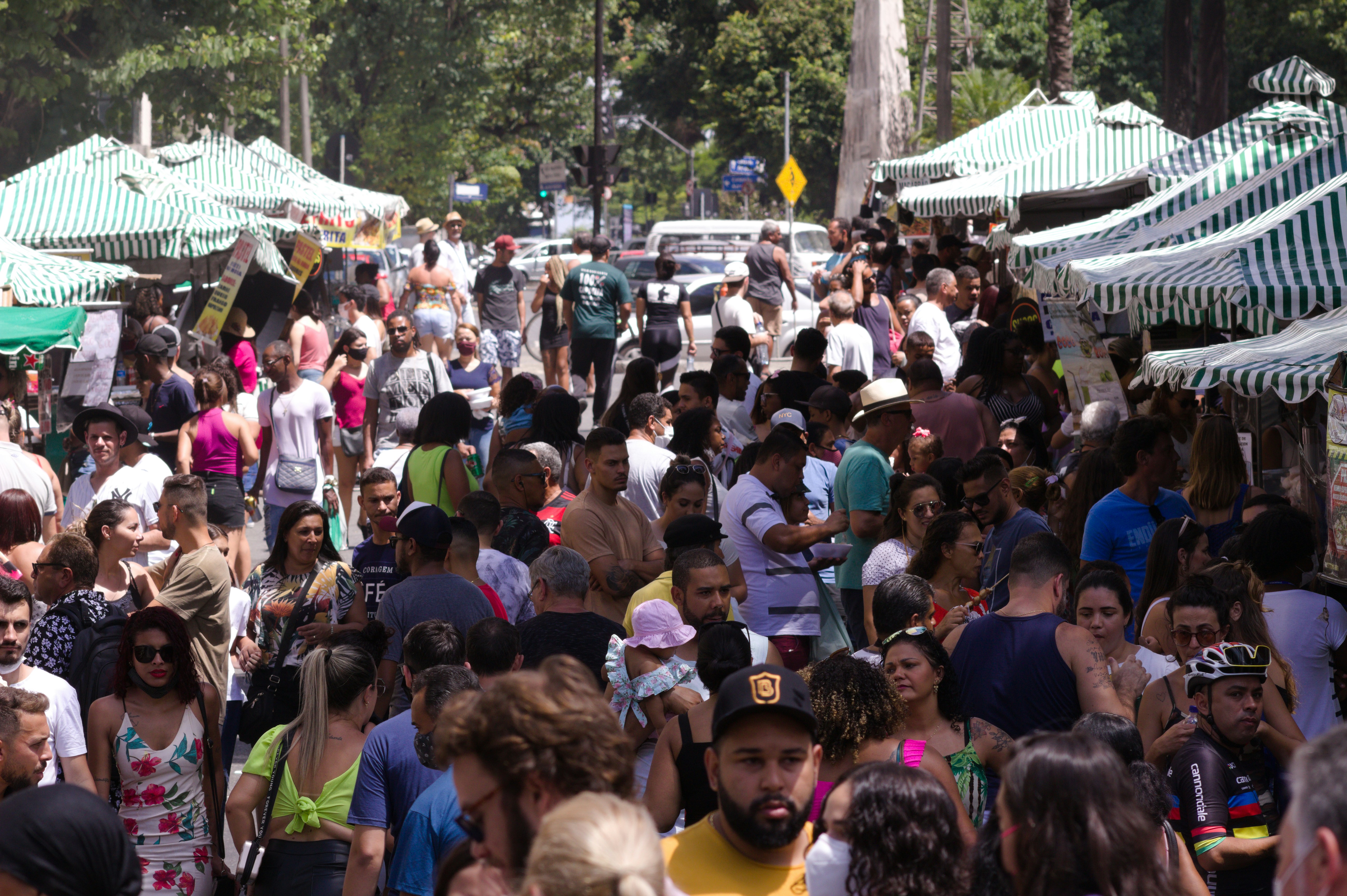 Uma multidão de pessoas em um evento ao ar livre foto – Imagem grátis ...