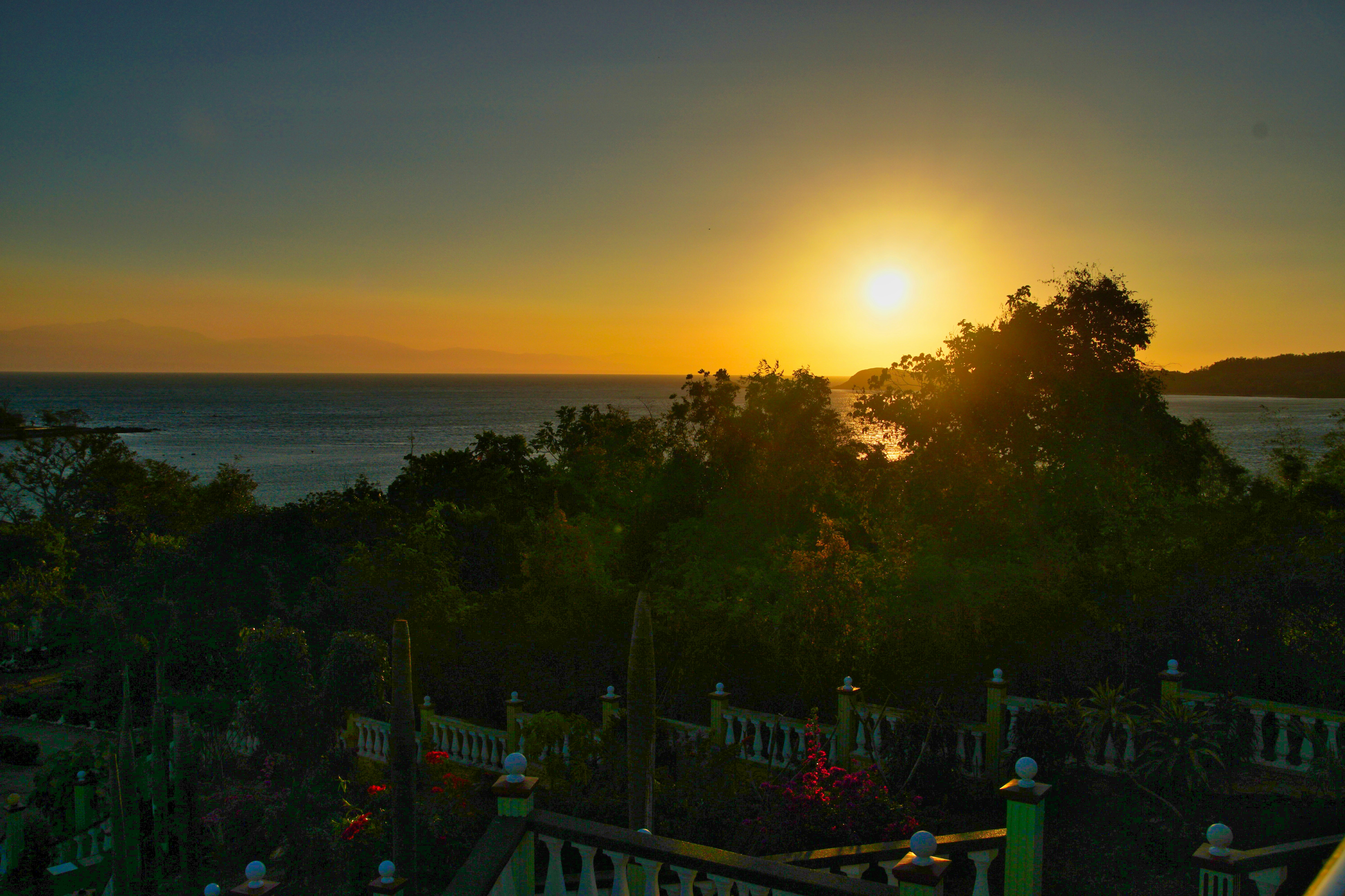 A sunset over a forest photo – Free Hundred islands Image on Unsplash