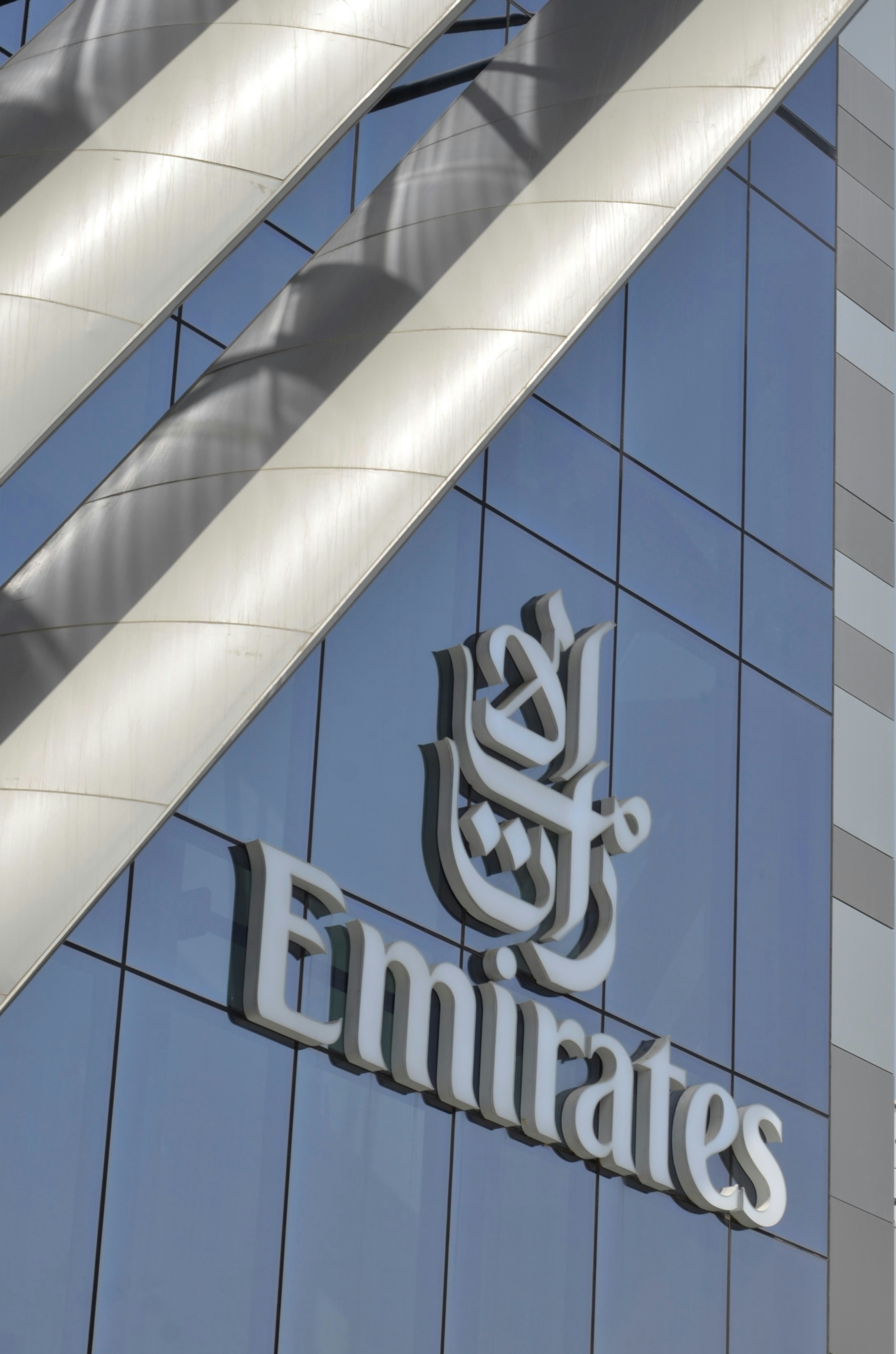 Un edificio con un letrero foto – Imagen de Gris gratuita en Unsplash