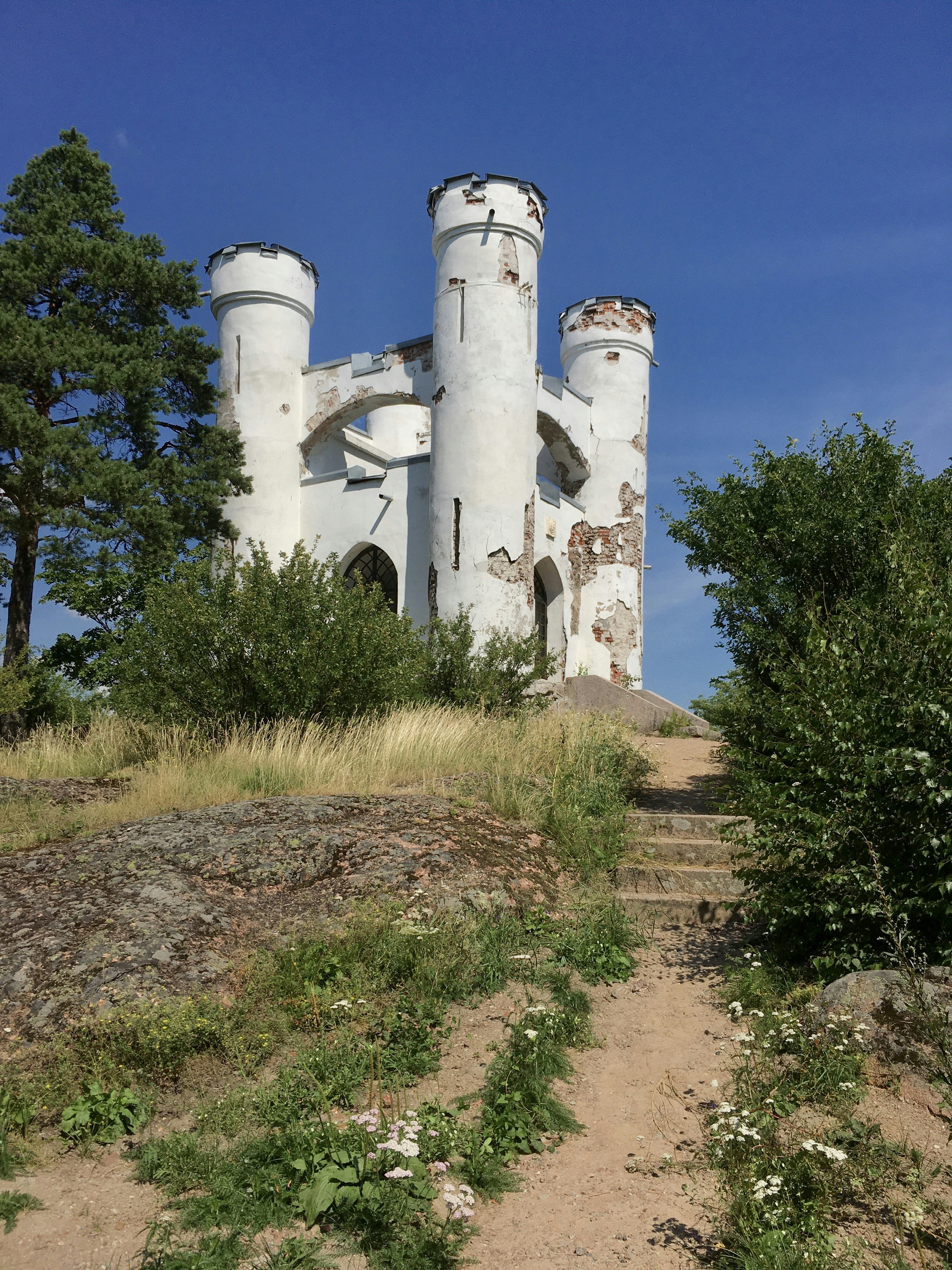 Людвигштайн (Людвигштейн, остров Мёртвых, нем. Ludwigstein — «скала Людвига»)

Ludwigstein on Viipurissa sijaitseva saari, joka kuuluu Monrepos’n puistoon. Pienellä kalliosaarella ovat Nicolayn suvun hautausmaa ja Ludwigsburgin hautakappeli. Saari liitettiin Monrepos’n kartanoon tiettävästi 1780-luvulla, ja sinne tehtiin ensimmäinen hautaus vuonna 1798. Hautakappeli valmistui 1820-luvulla, ja viimeinen hautaus saarelle tehtiin 1943.